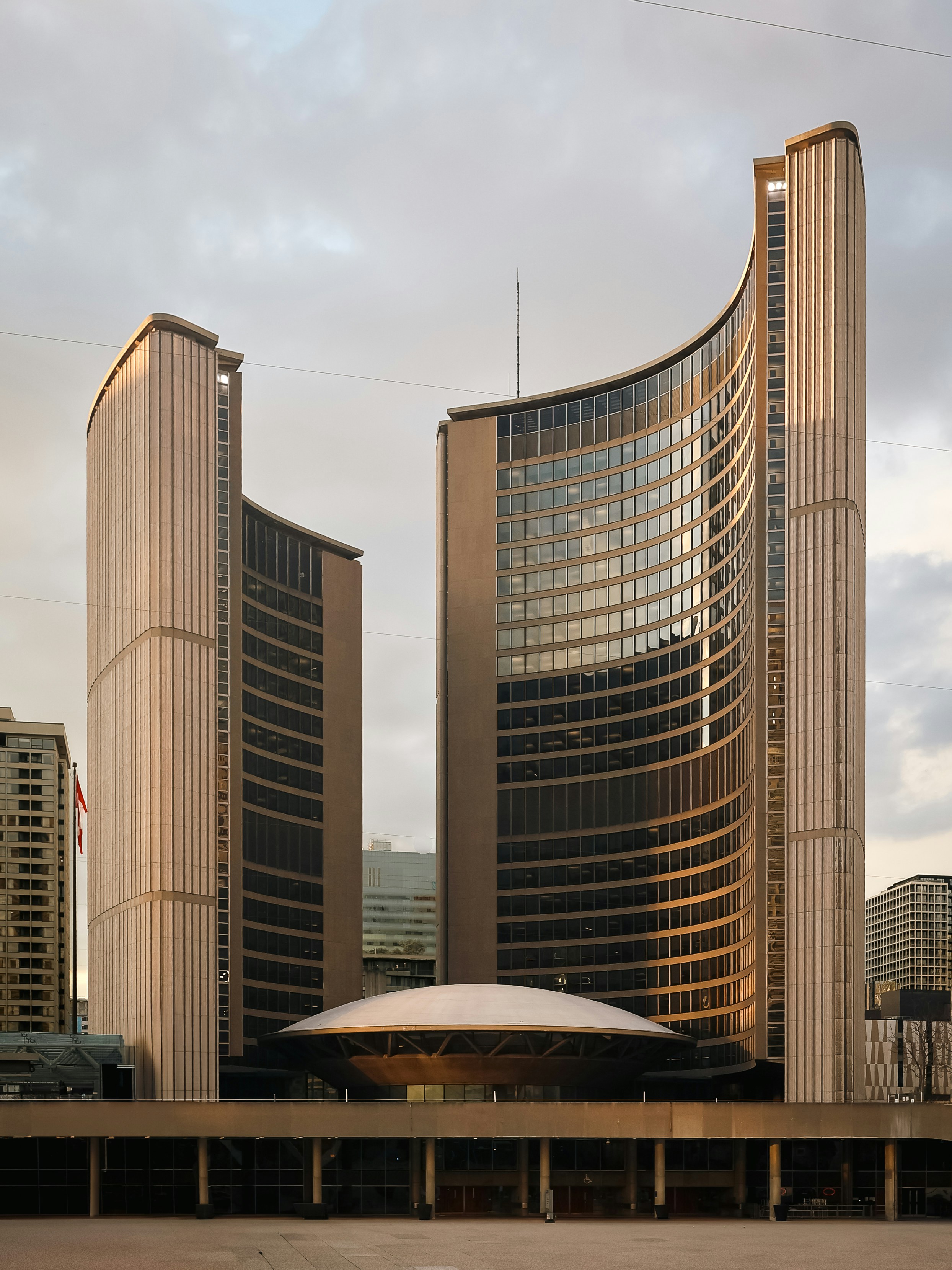 Curved Reflections: A Modern Architectural Marvel