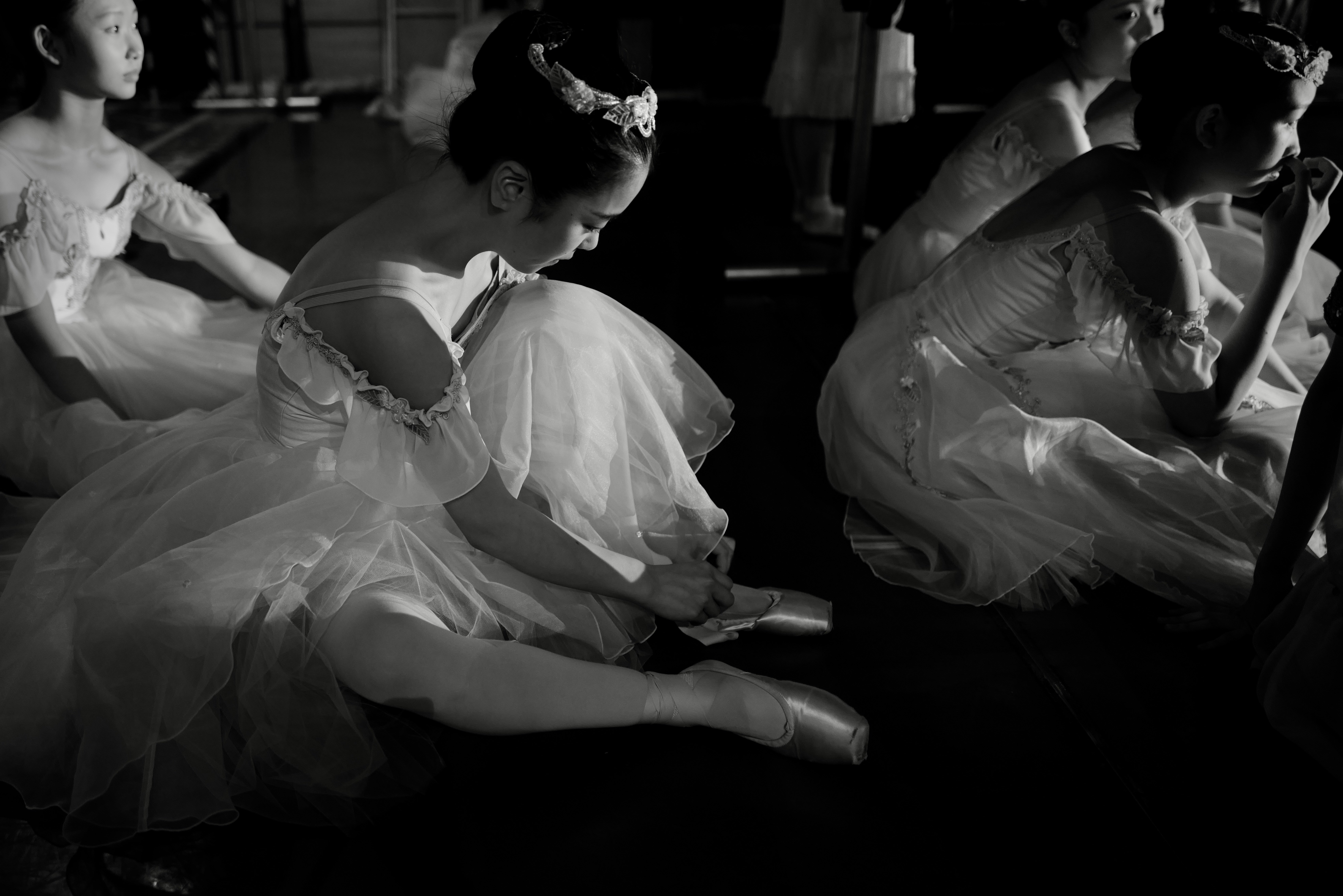 Bailarinas con tutús preparándose detrás del escenario antes de una ...