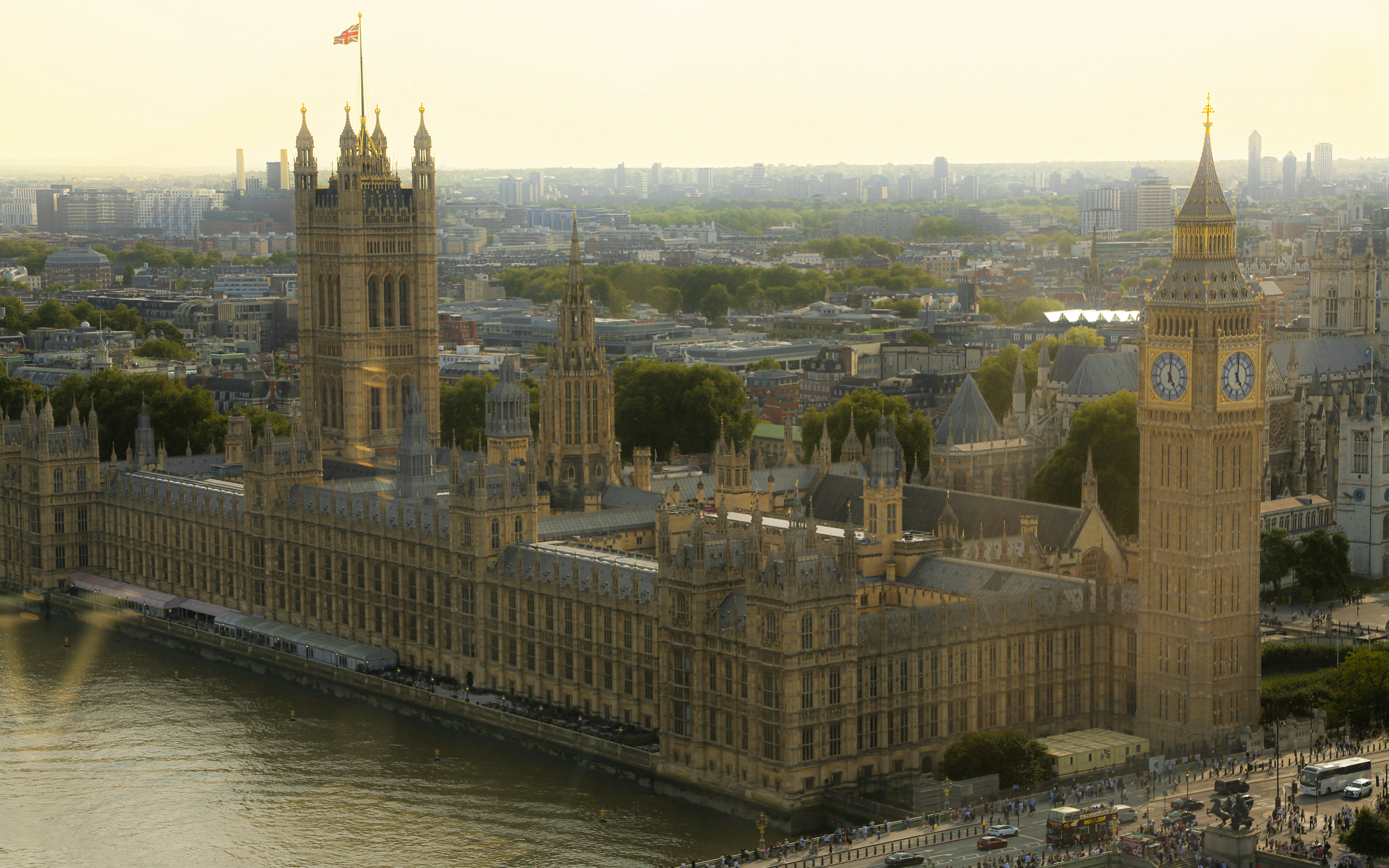 The Summer in London | Palace of westminster and elizabeth tower in london.