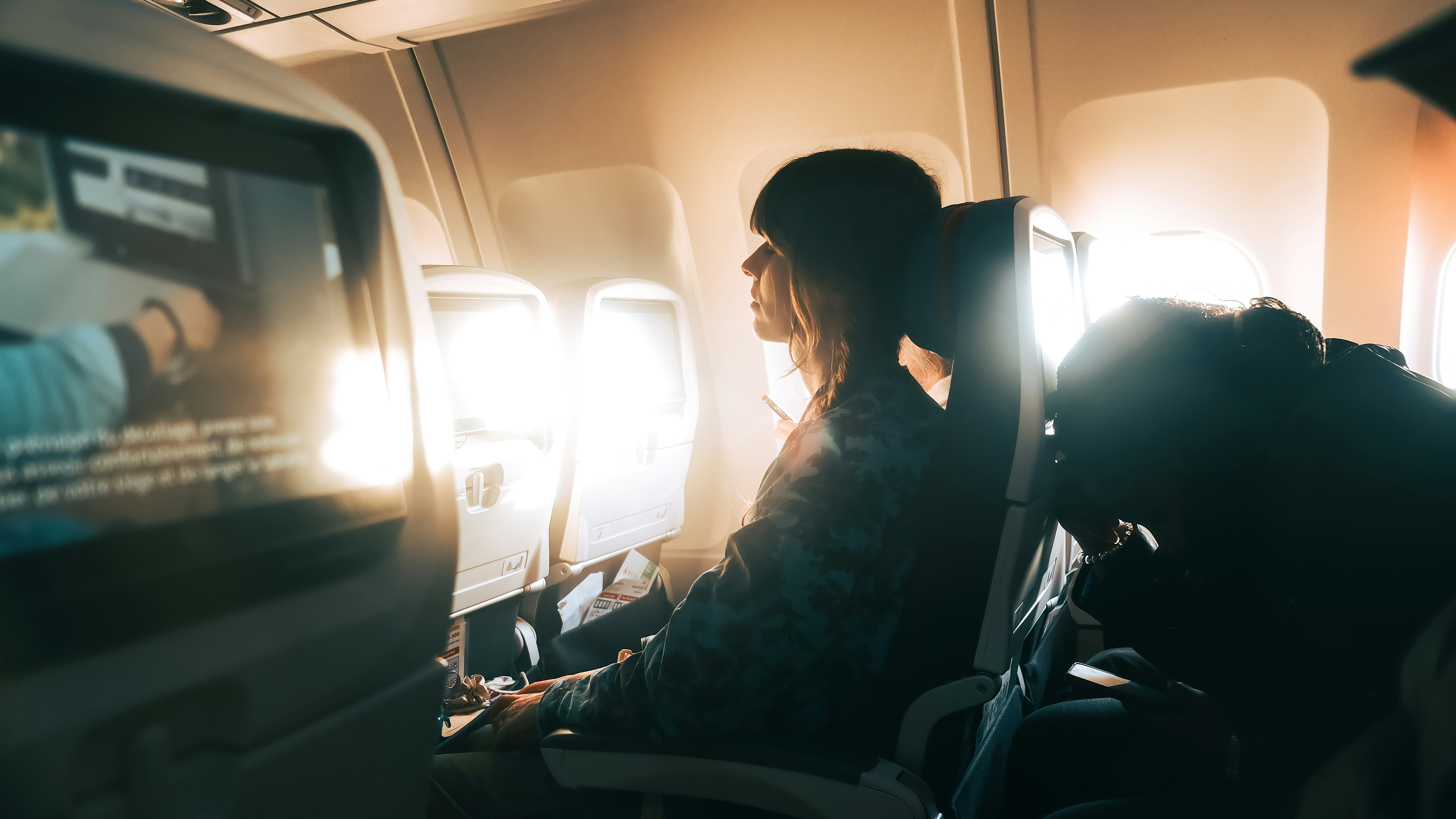 Woman looking out airplane window during flight. photo – Free Woman ...