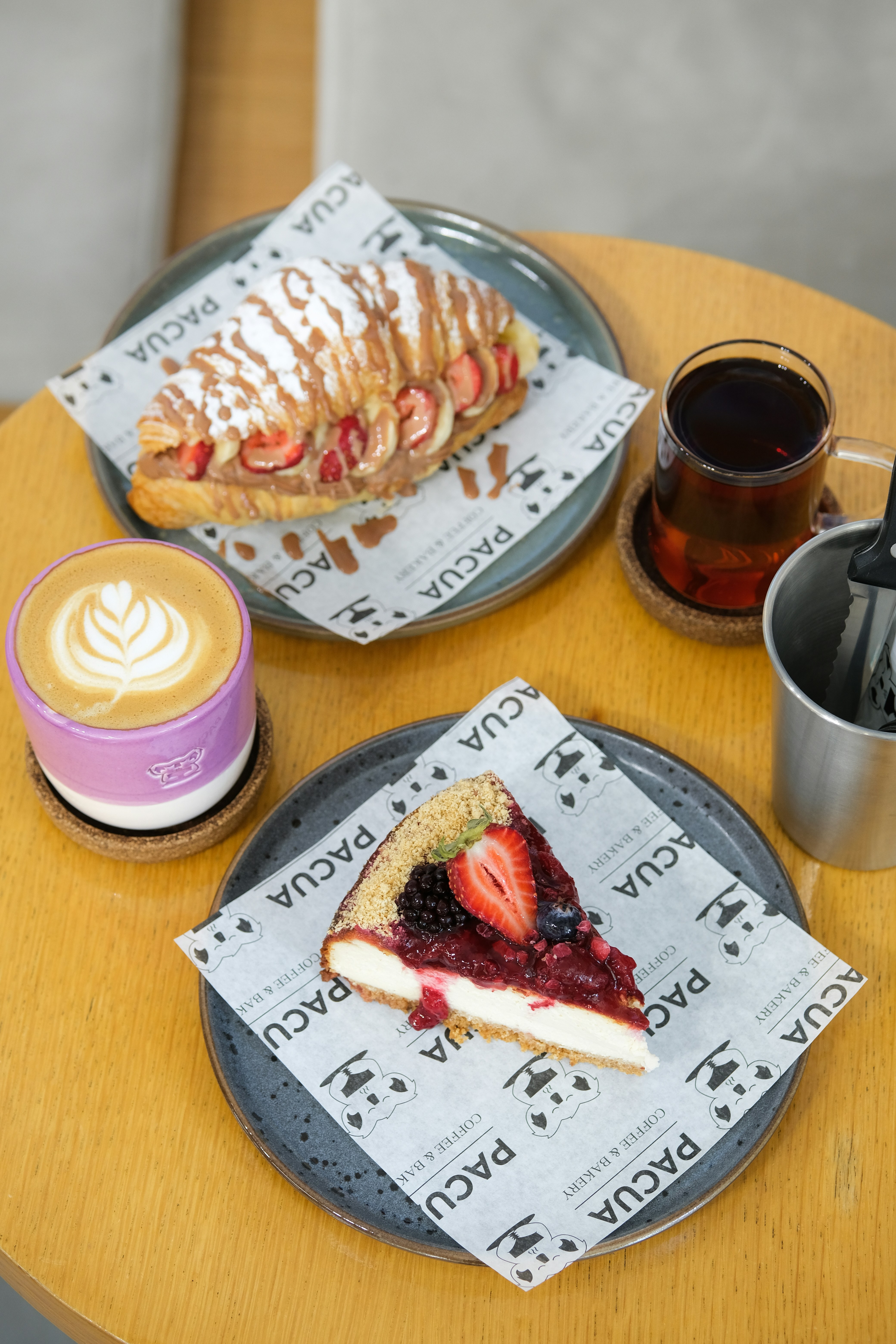 Croissant and berry cheesecake with coffee and tea