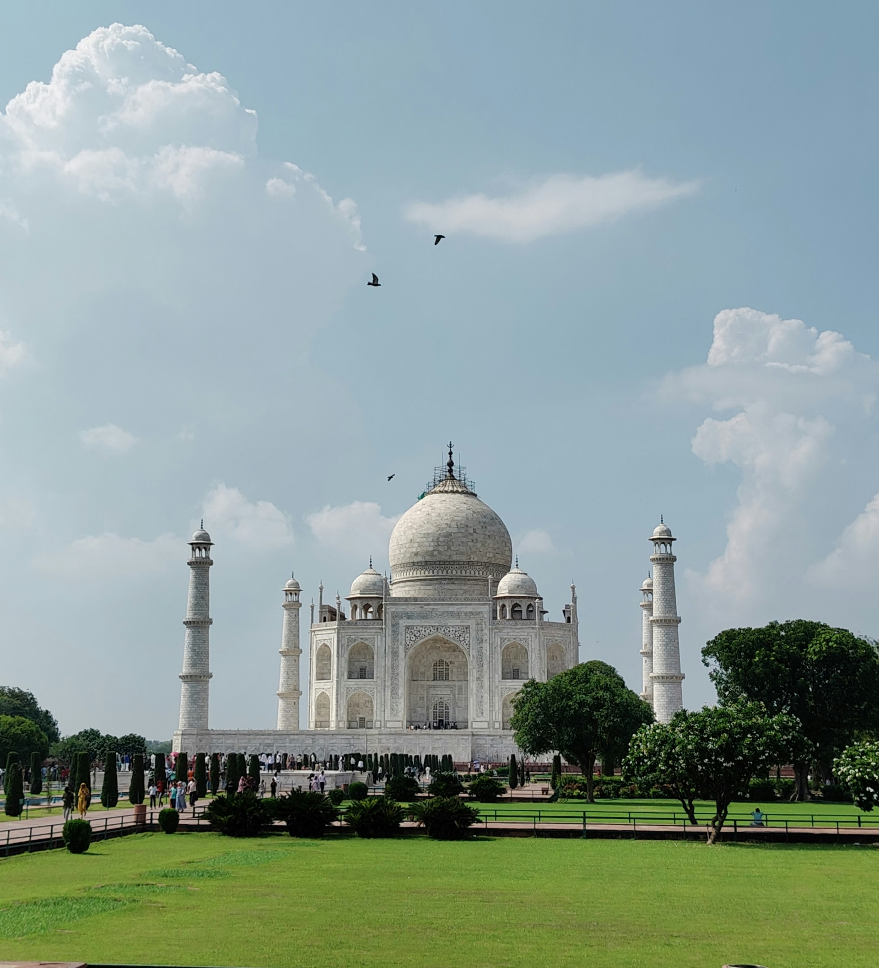Taj Mahal: Central Dome Framed by Minarets Under a Bright Sky
