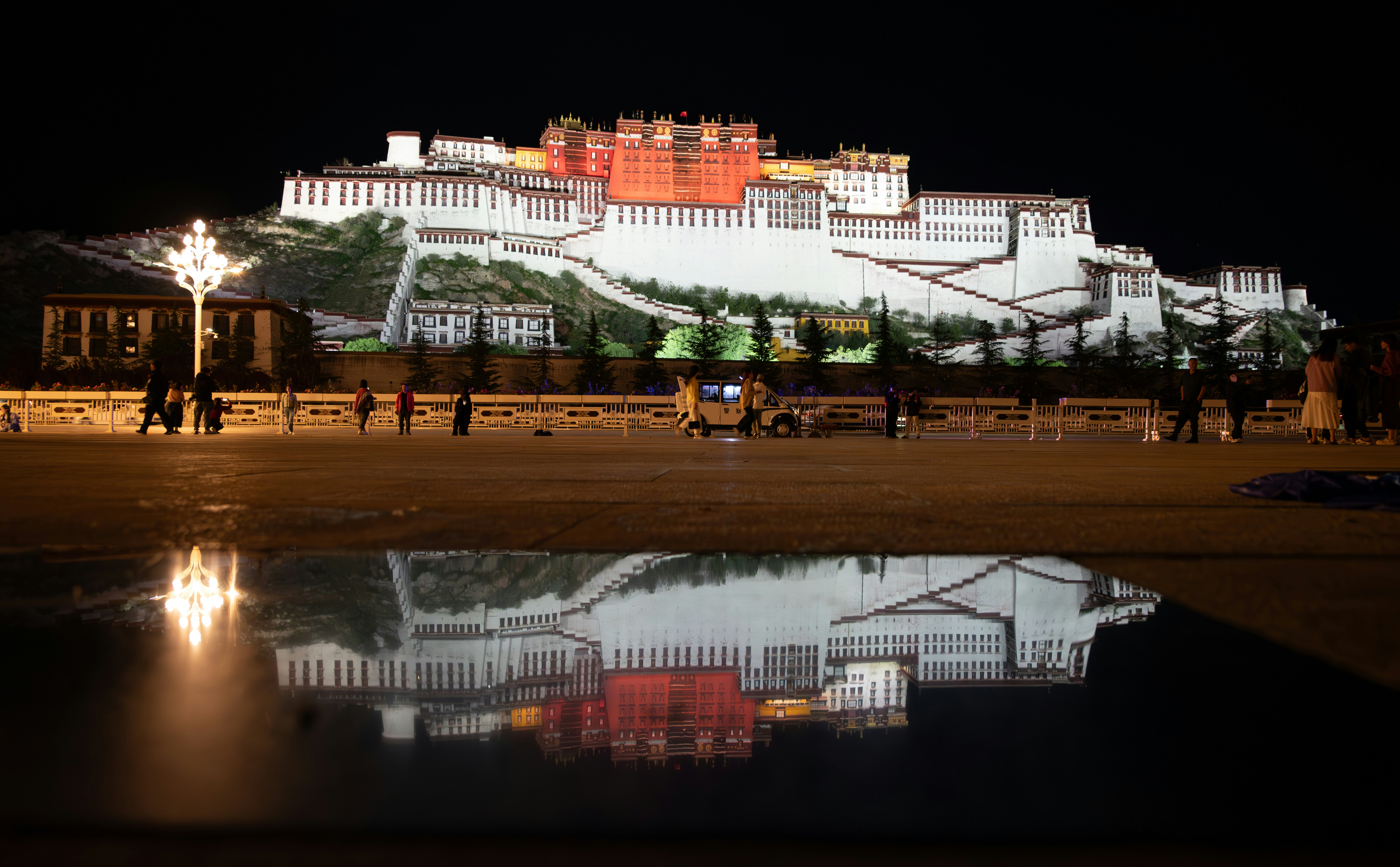 Illuminated Majesty: The Fortress of Lhasa at Night