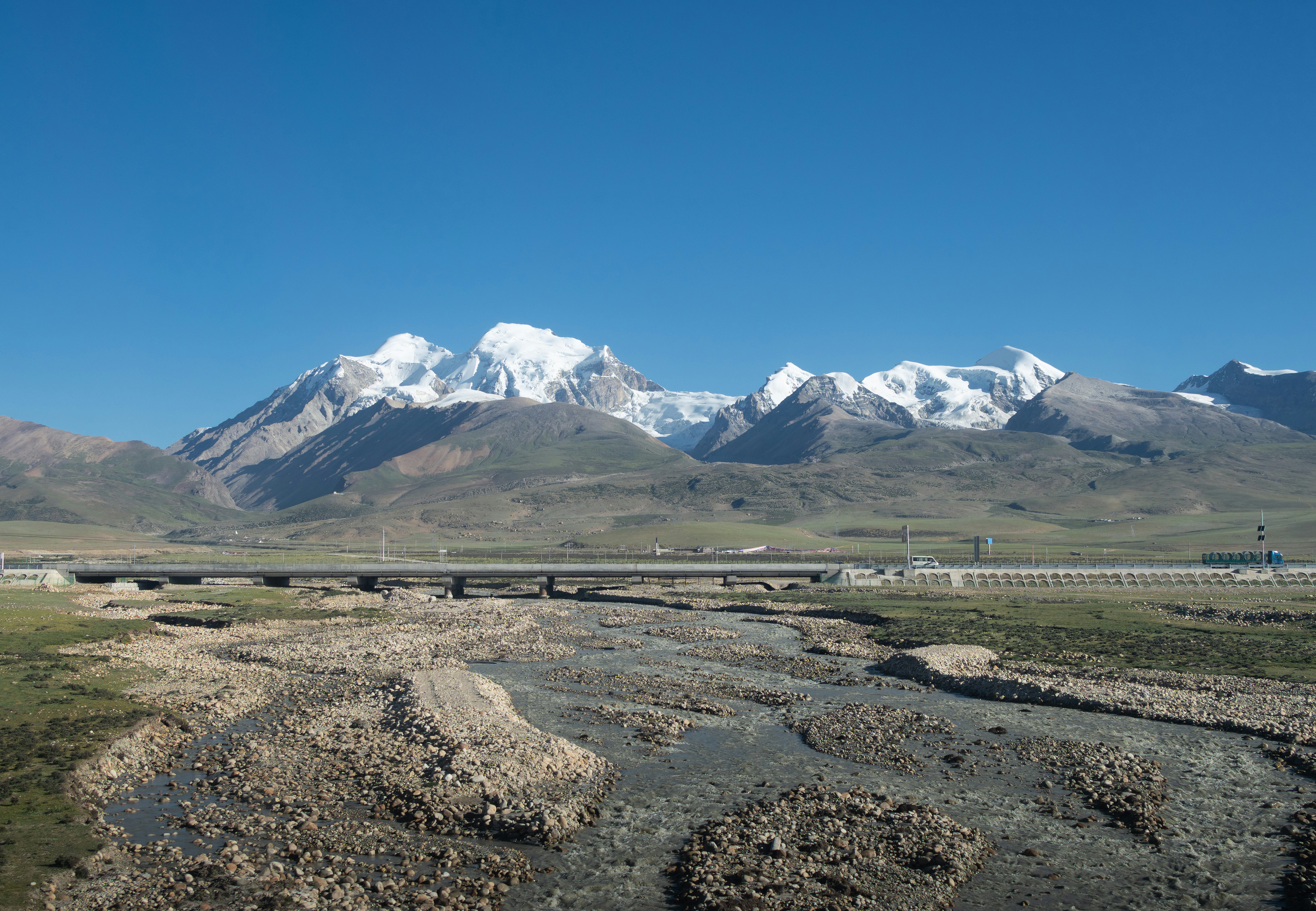Majestic Peaks: A Glimpse into Nature's Grandeur