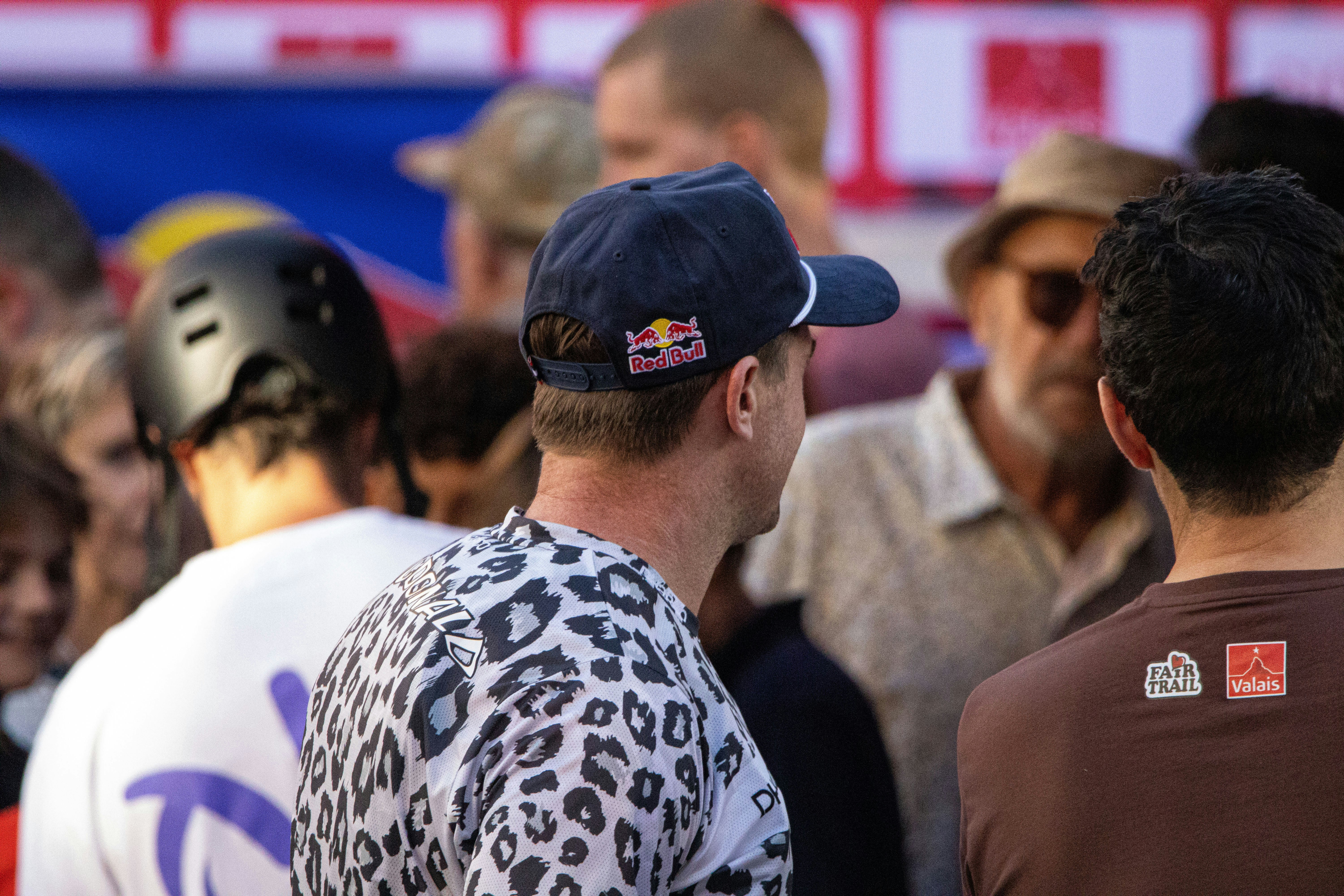 Castle ride BCVS, Sion, Edition 2025 | Man wearing a leopard print shirt and baseball cap.