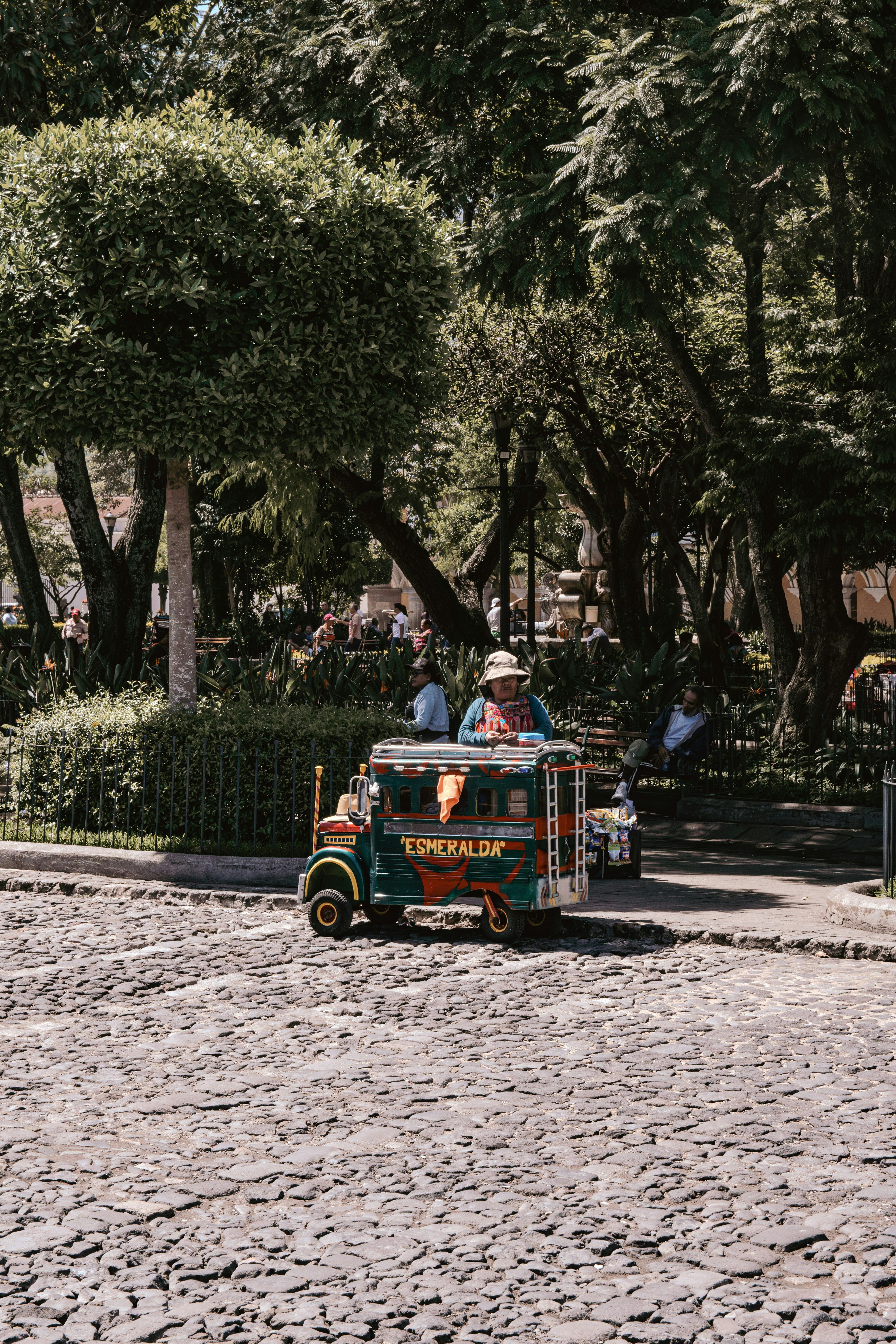 "Esmeralda" Con este nombre titulan los artesanos sus carritos de helados que venden en el parque central de La Antigua Guatemala. Las hacen así, similares a una línea de transportes popular de rutas entre la Ciudad Colonial y la ciudad capital.