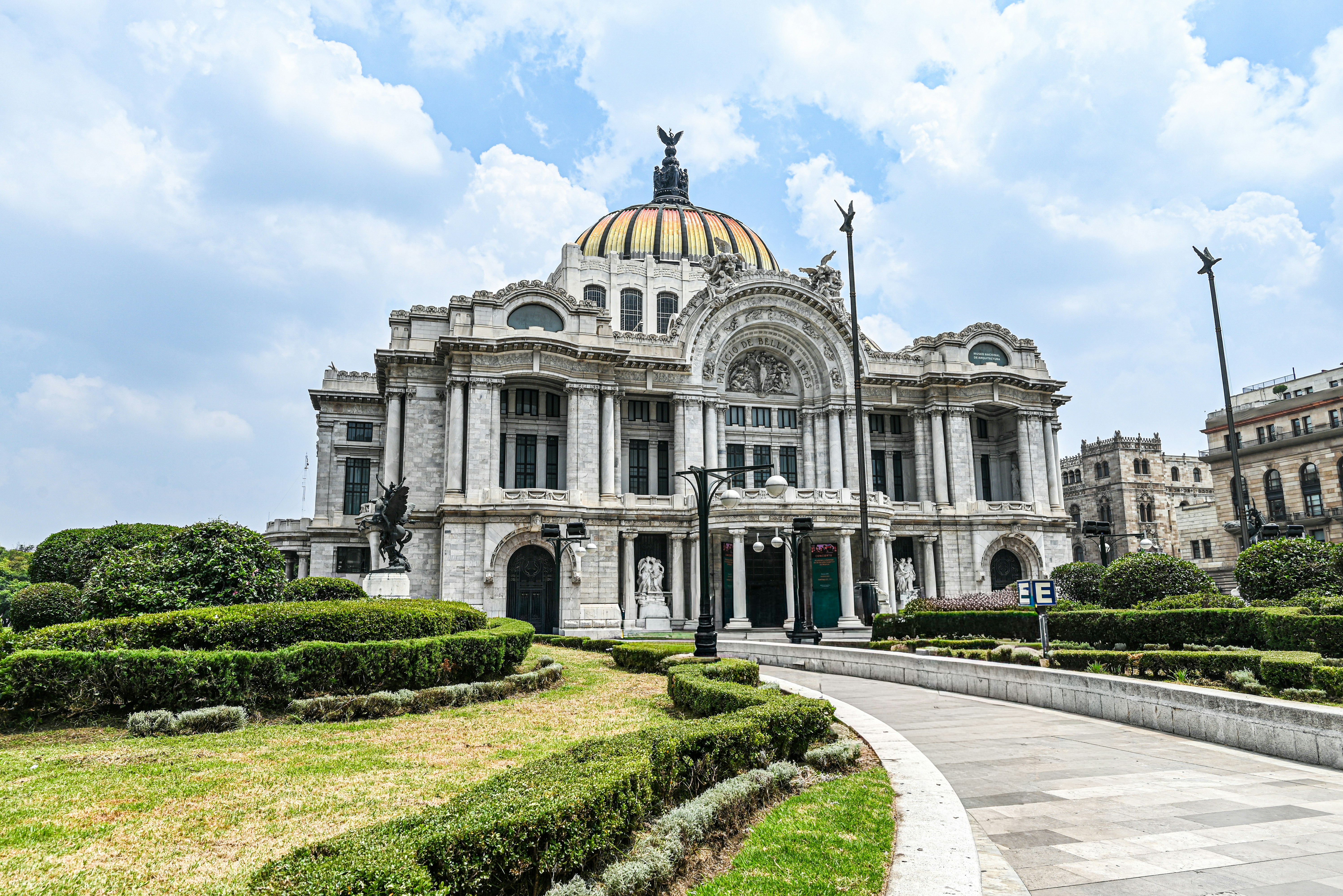 Palacio de Bellas Artes | Grand building with ornate facade and manicured gardens