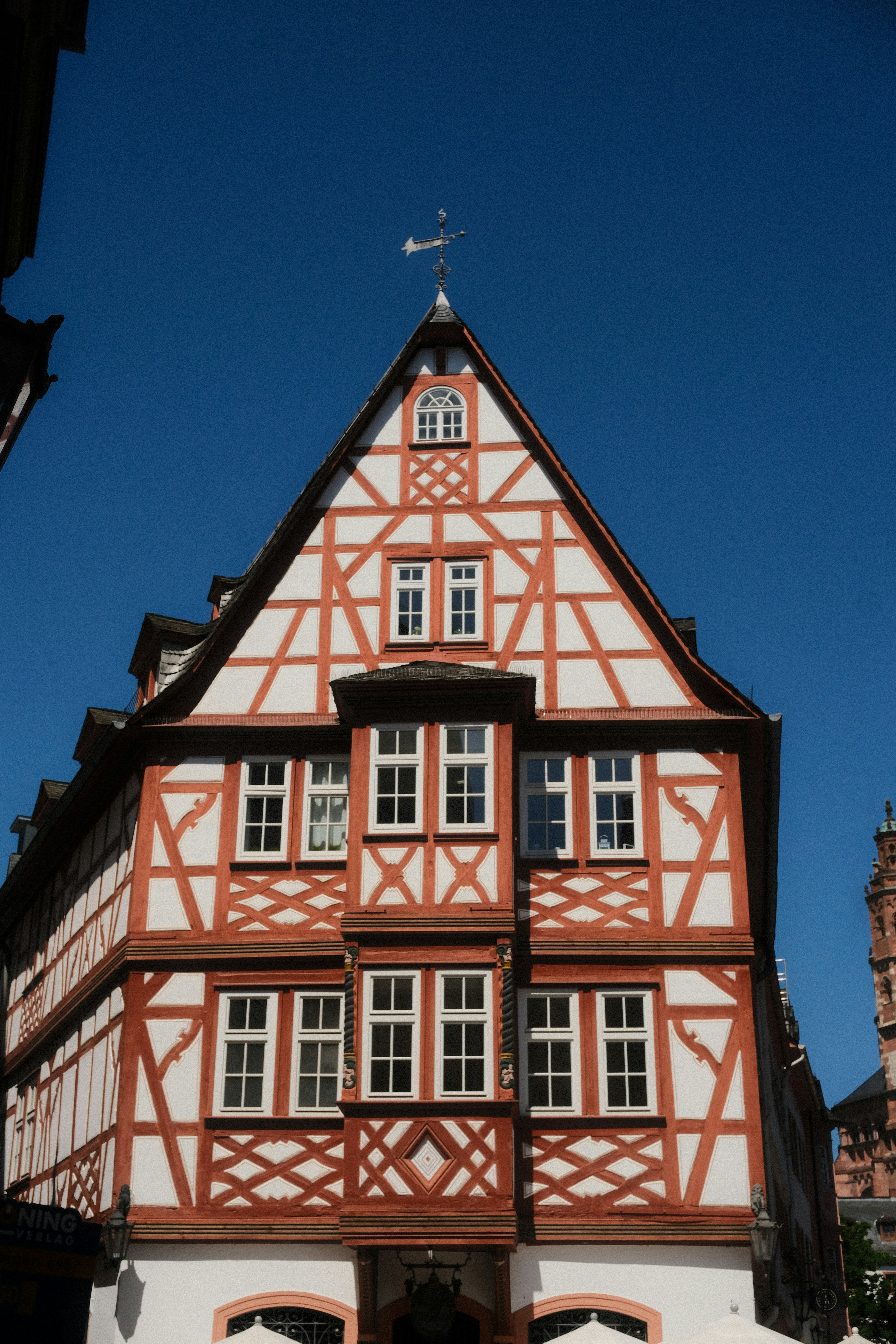 Fachwerk in der Mainzer Altstadt. | Historic half-timbered building with red and white facade.
