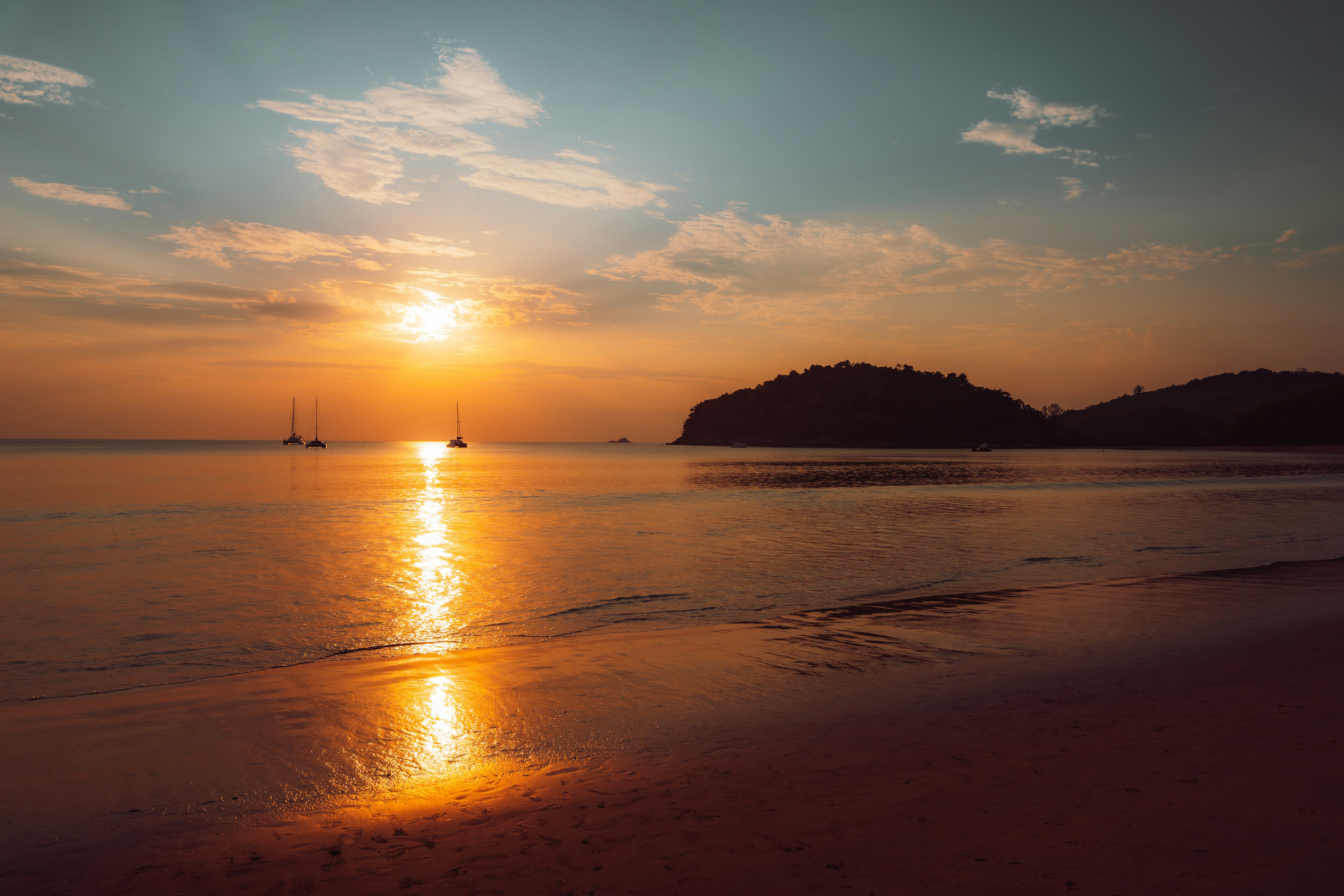 Golden Horizon: A Serene Sunset Over Tranquil Waters