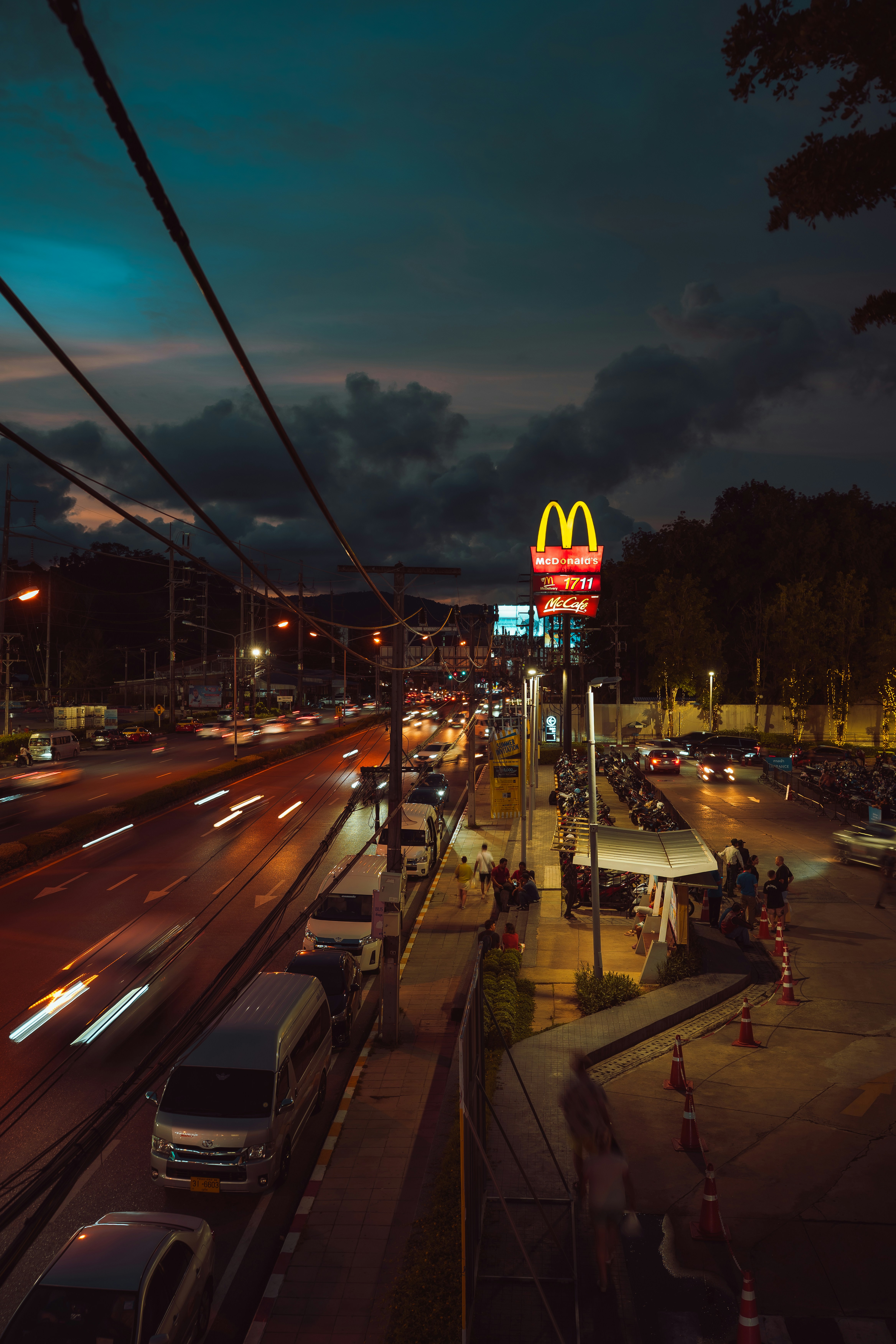 Urban Evening Pulse: A Fast Food Beacon