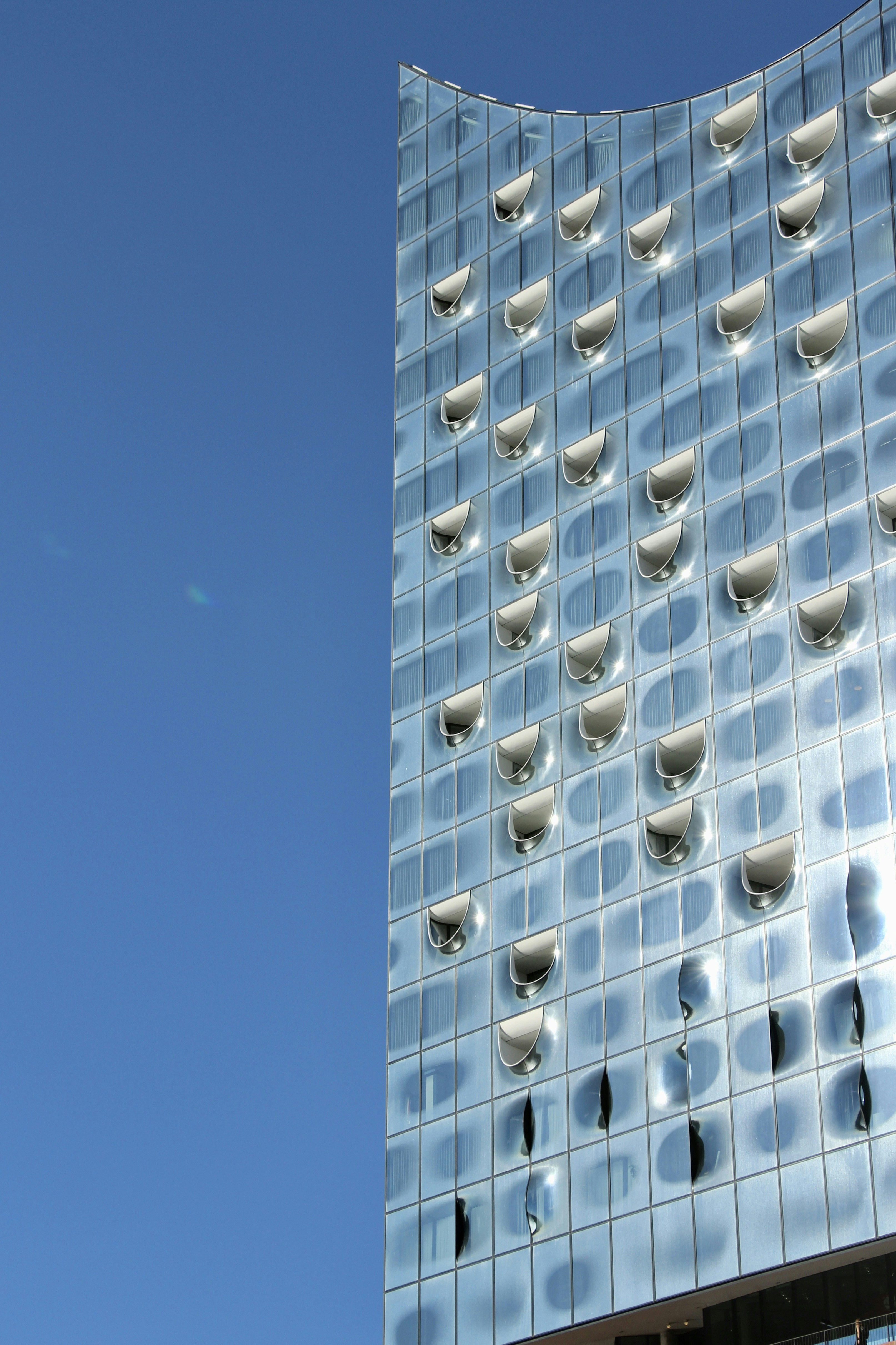 Reflections of Innovation: A Modern Architectural Marvel