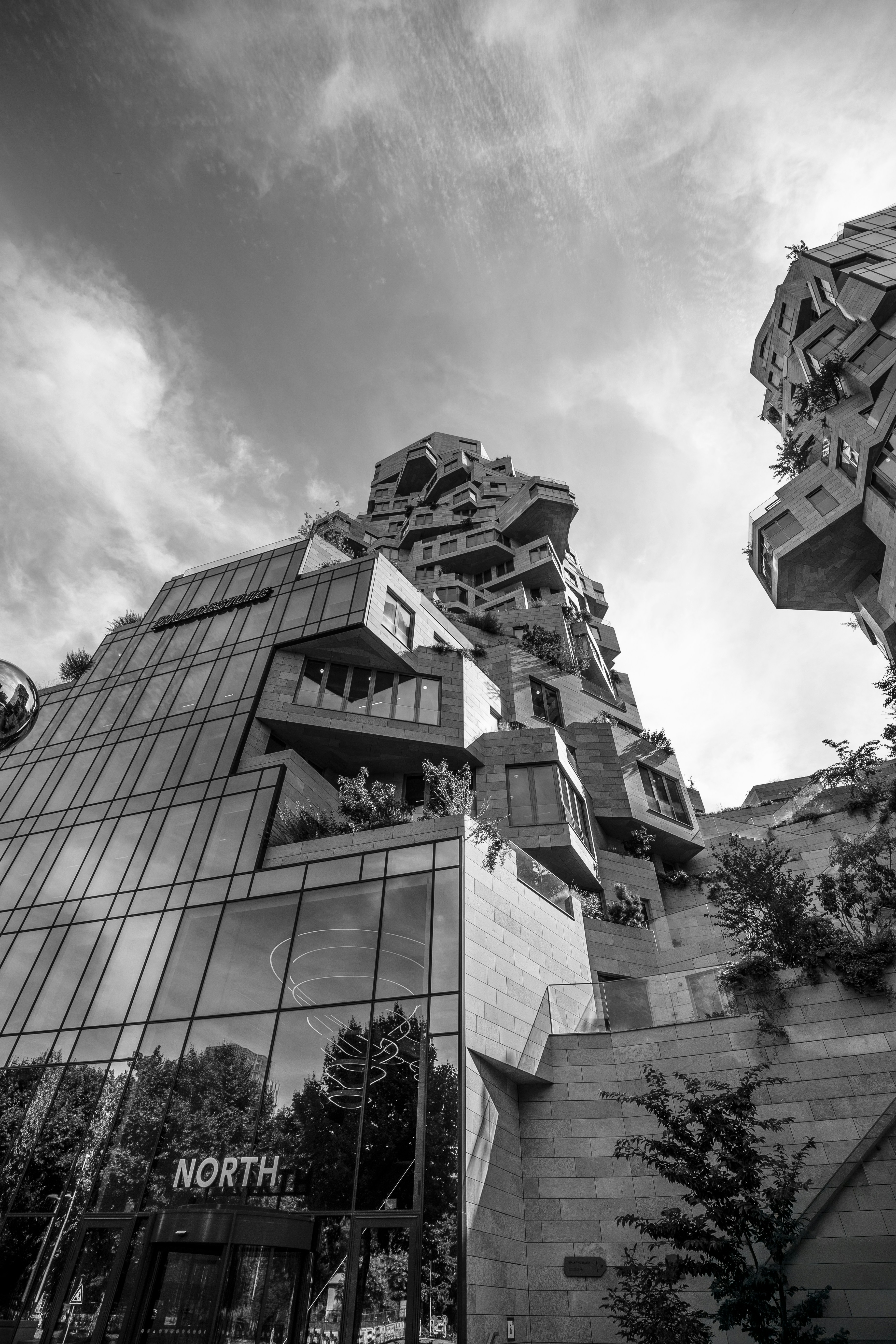Edificio arquitectónico moderno con formas geométricas y vidrio. foto ...