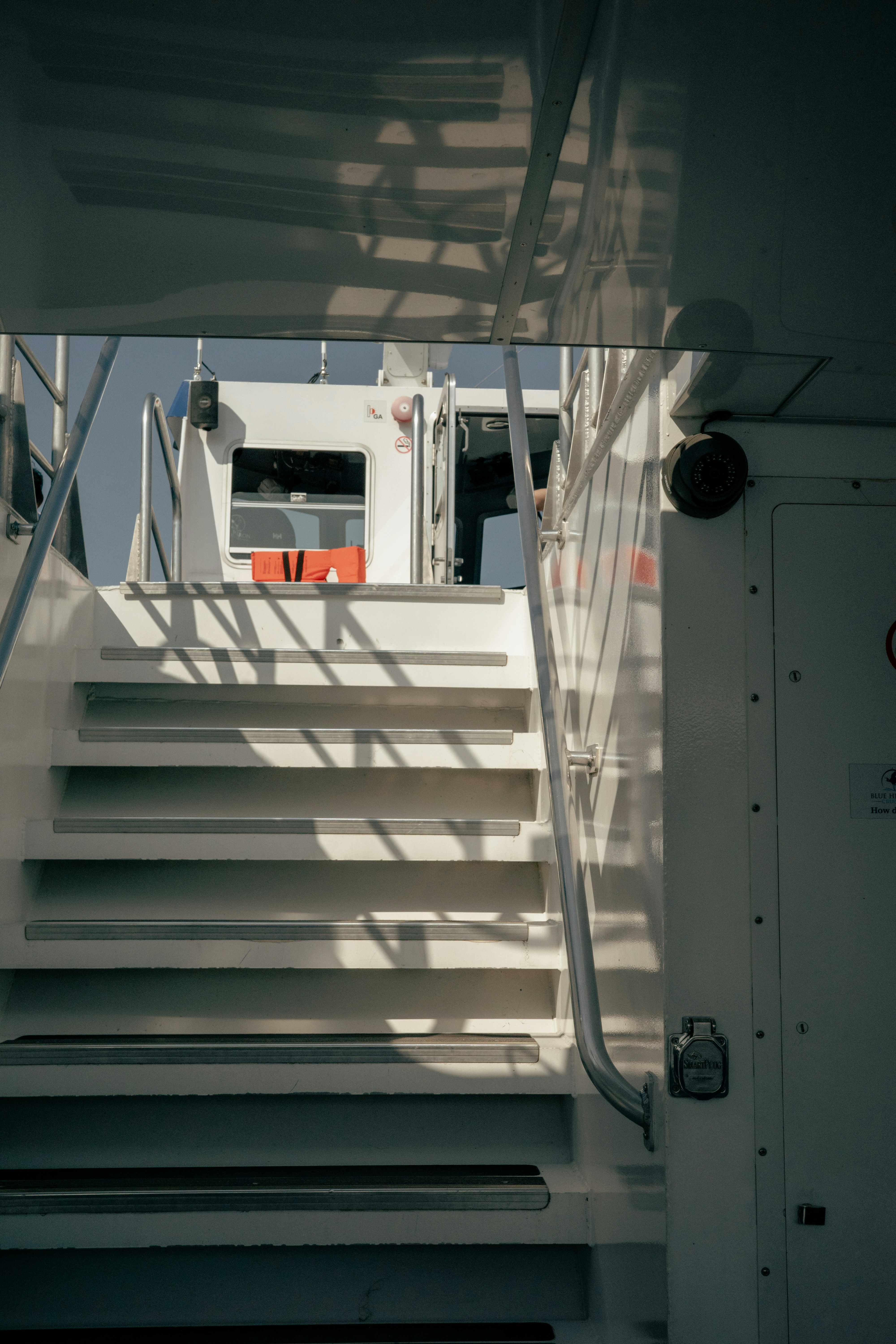 White stairs leading up to a boat entrance. photo – Free Image on Unsplash