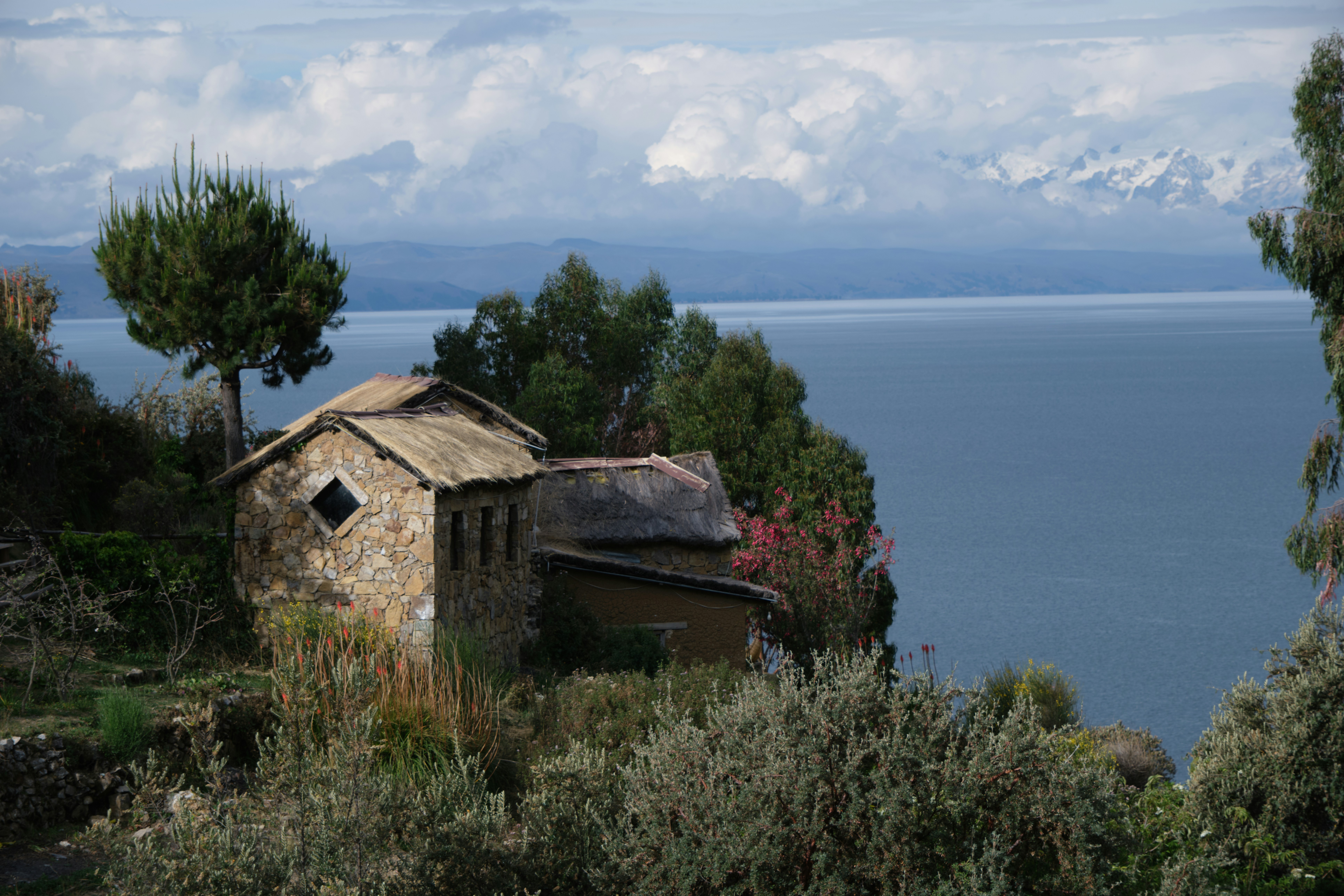 Serenity by the Lakeside: A Rustic Retreat