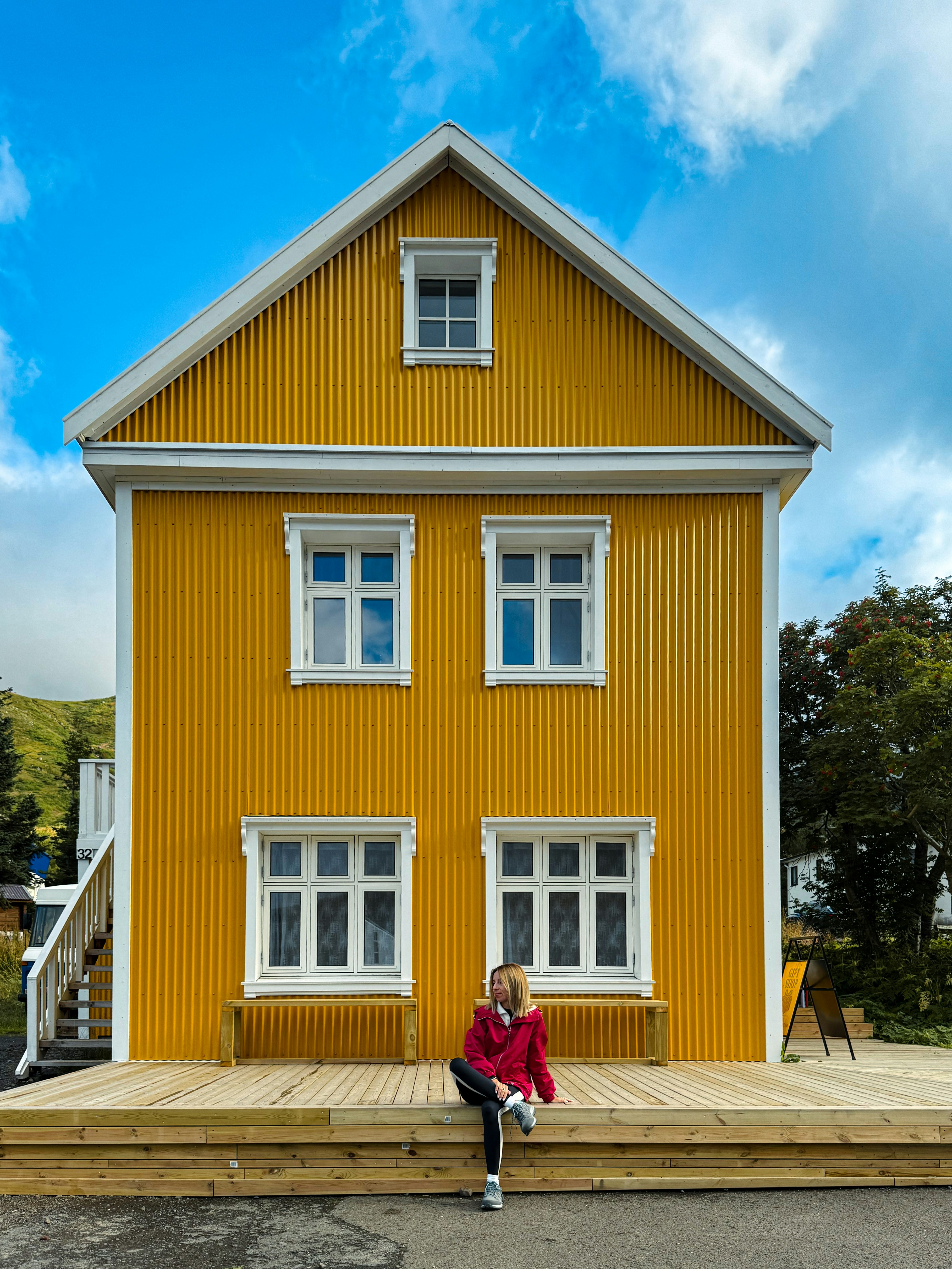 Vibrant Solitude: A Modern Retreat
