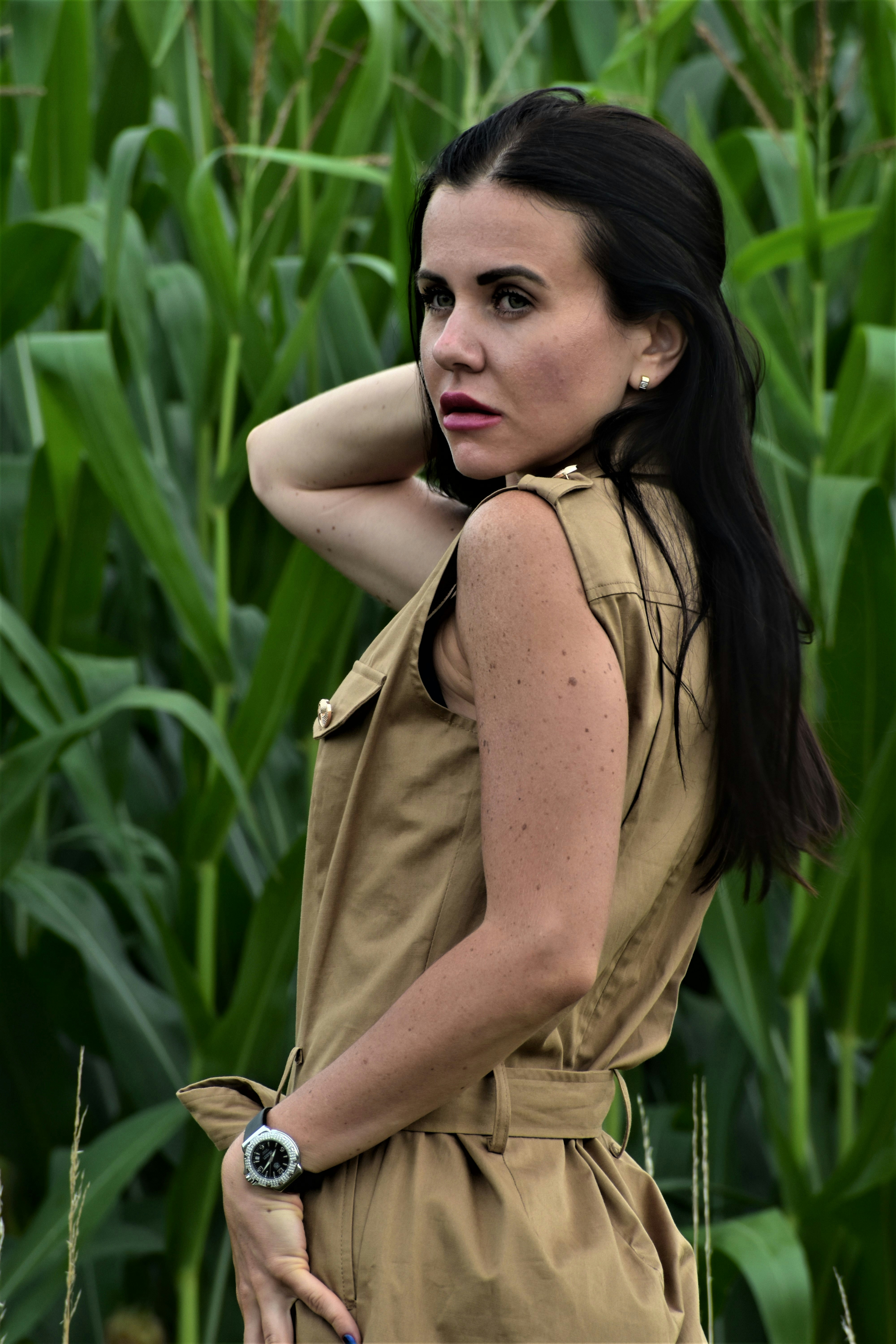 Girl in a Cornfield | Woman posing in a cornfield