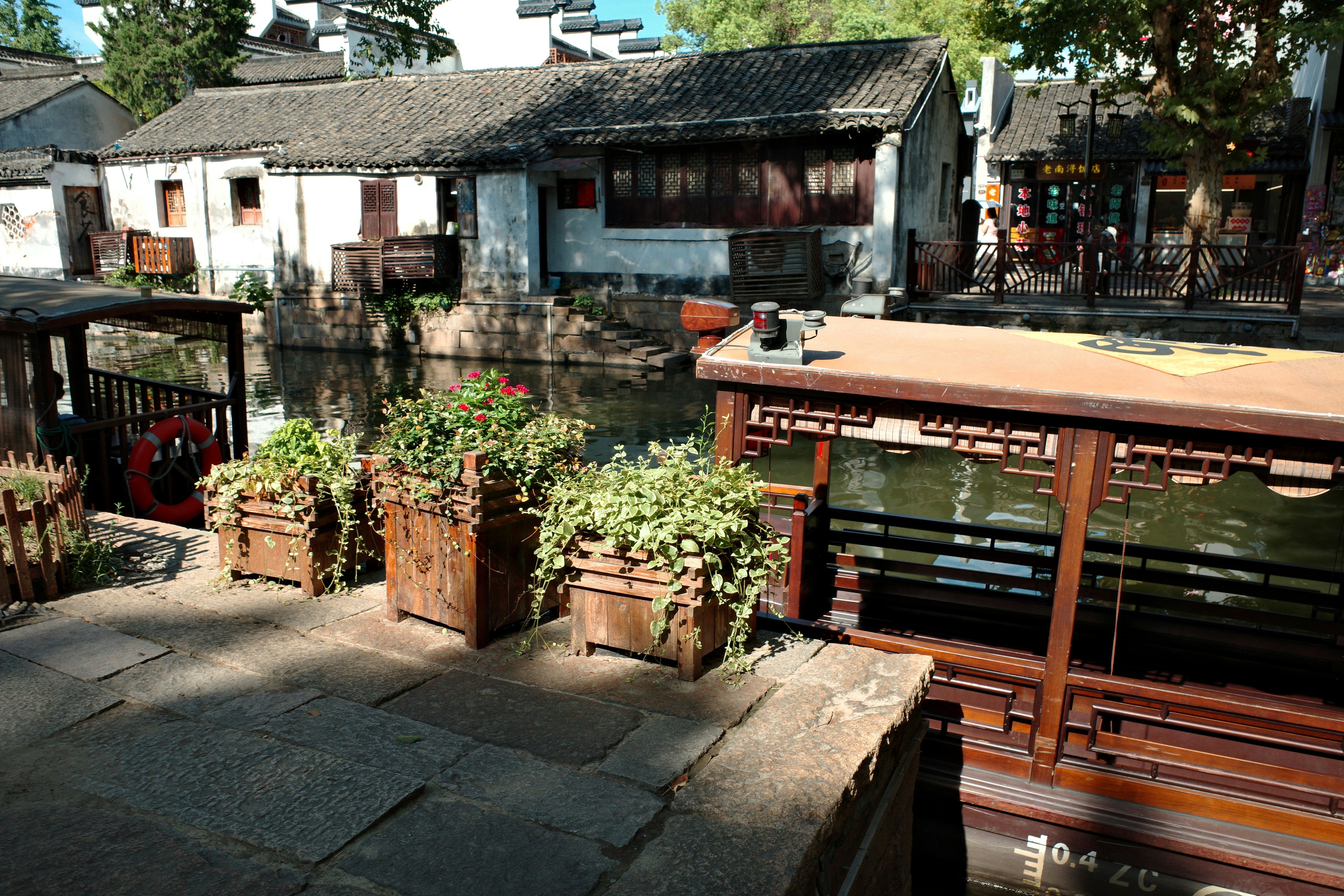 Traditional chinese canal town with boats and buildings.