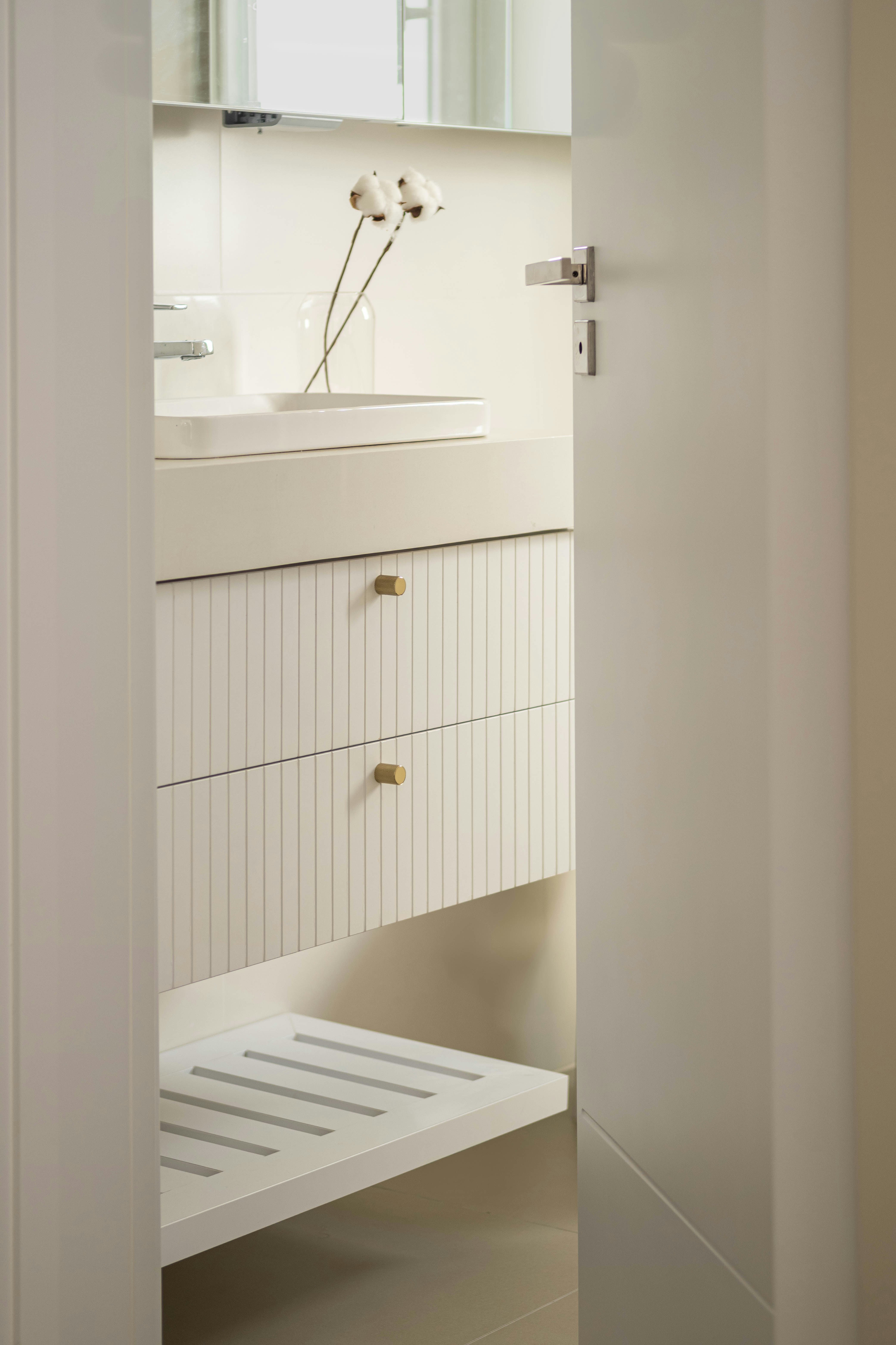 Fotografia para o Arquiteto Douglas Schultz. Projeto em Torres, RS. | Modern white bathroom vanity with striped drawers.