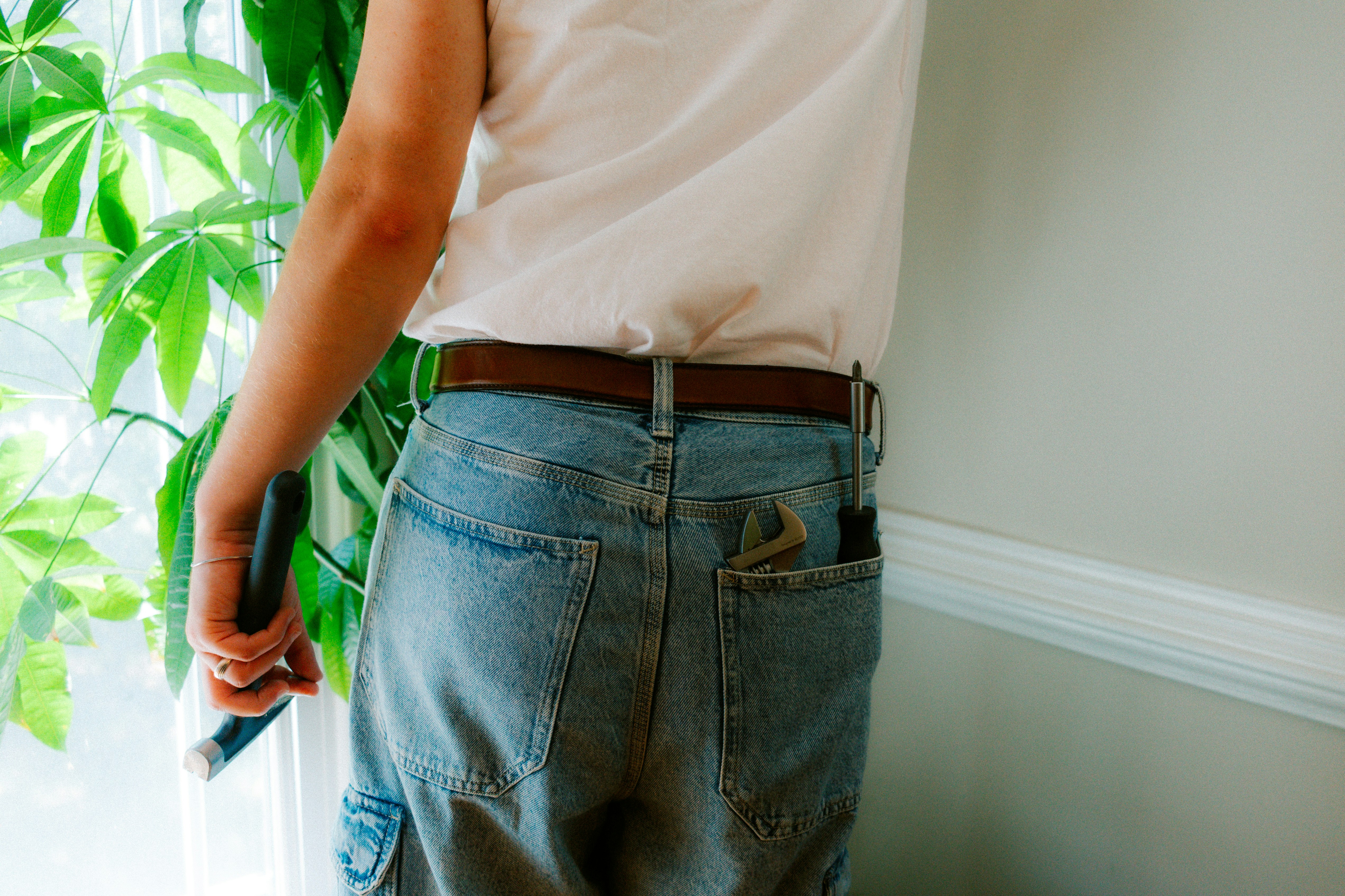 Studio light on the back-pocket tools: a casual moment with a handheld device
