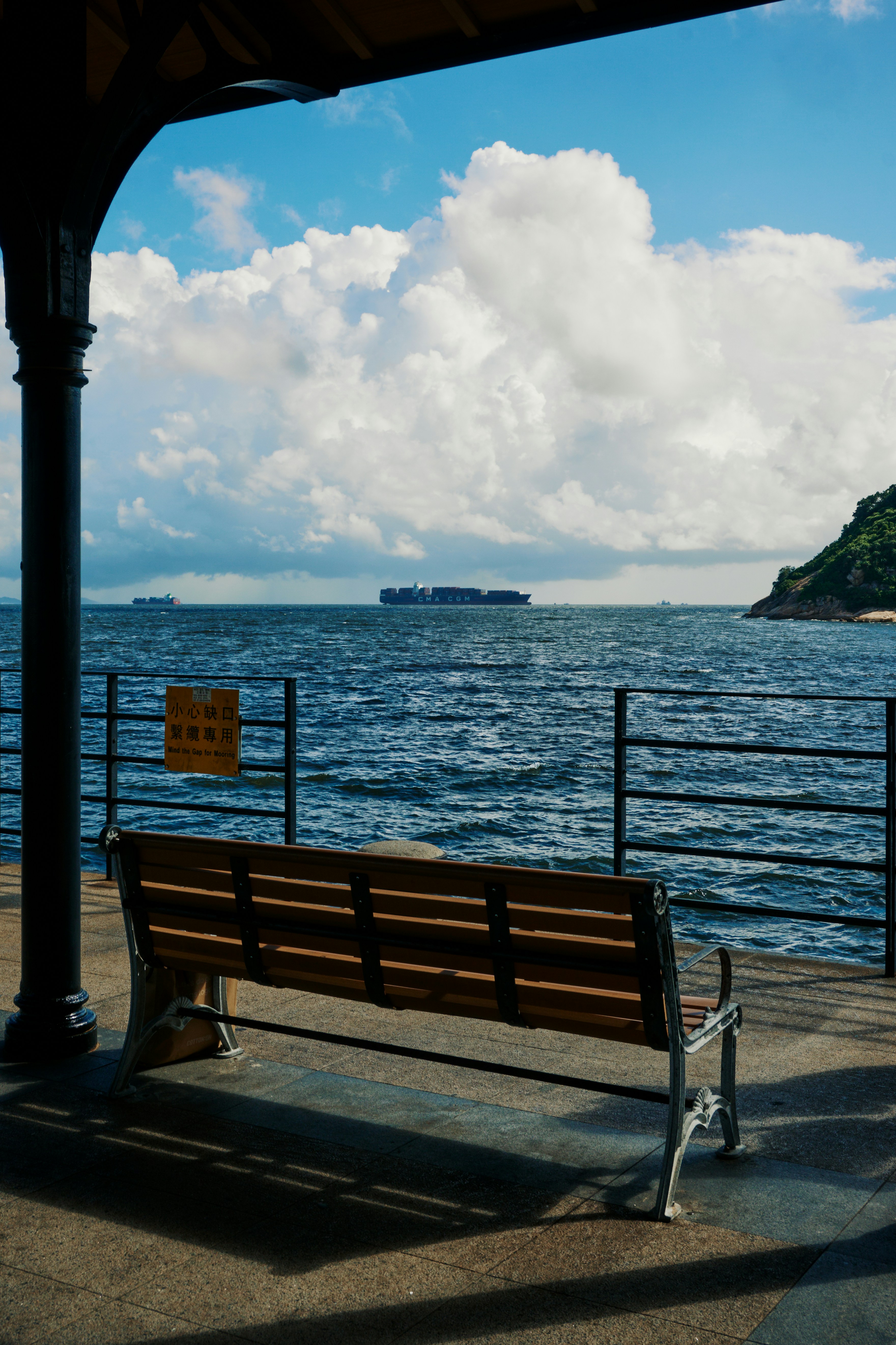 【香港】赤柱 | Bench overlooking the ocean with cargo ships