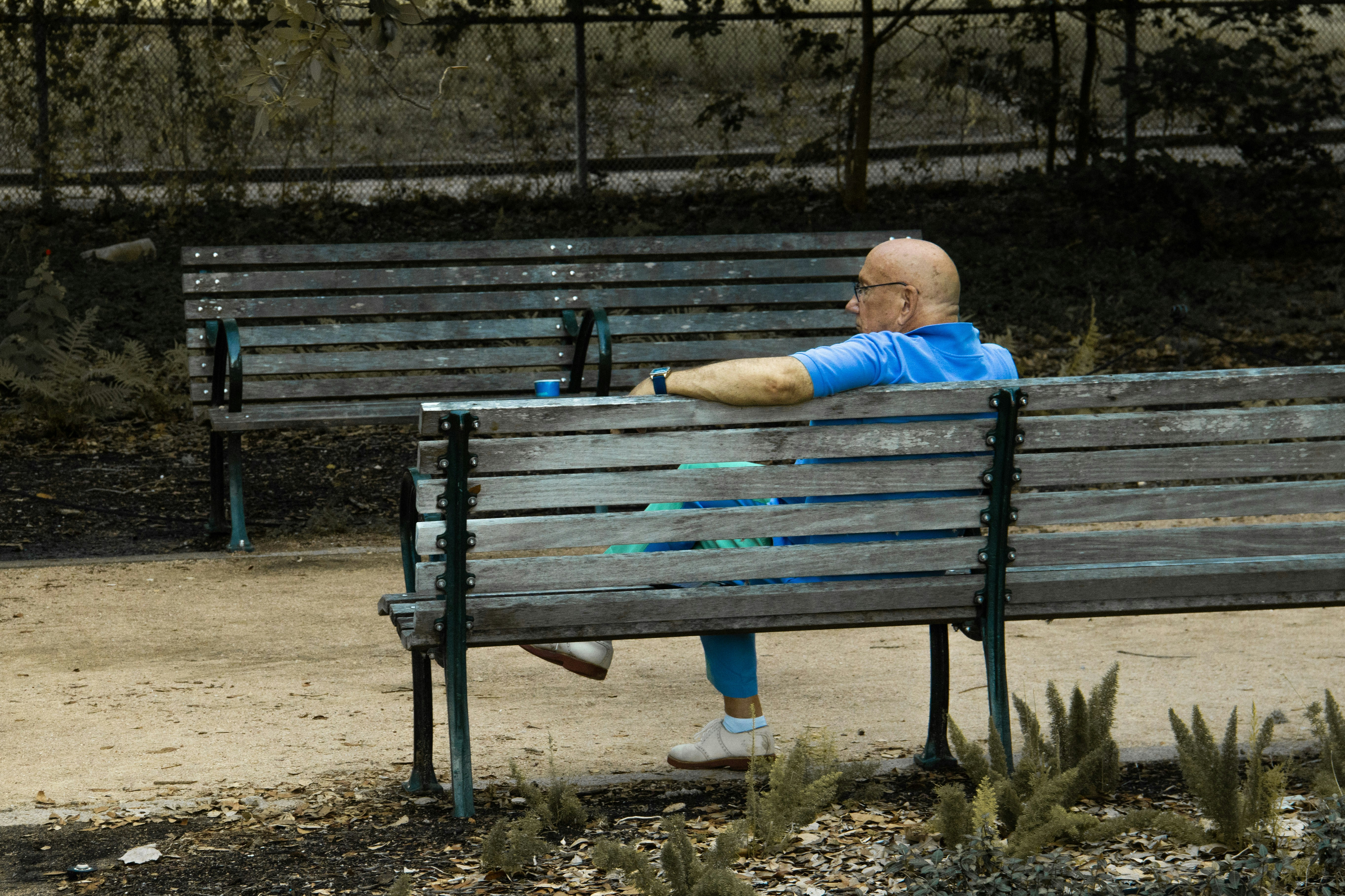 Man sits alone on a park bench. photo – Free Bench Image on Unsplash