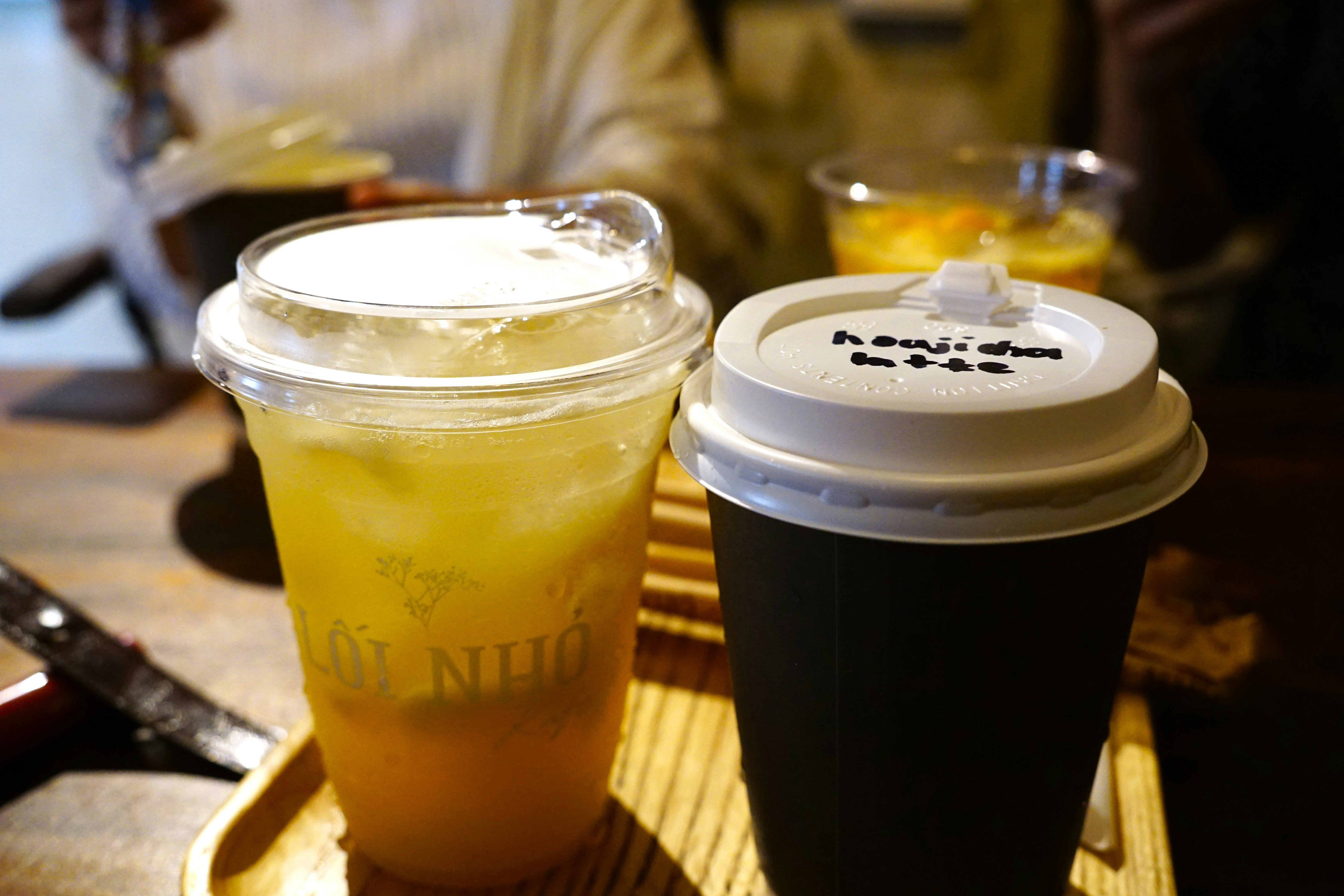 Two drinks on a tray in a cafe