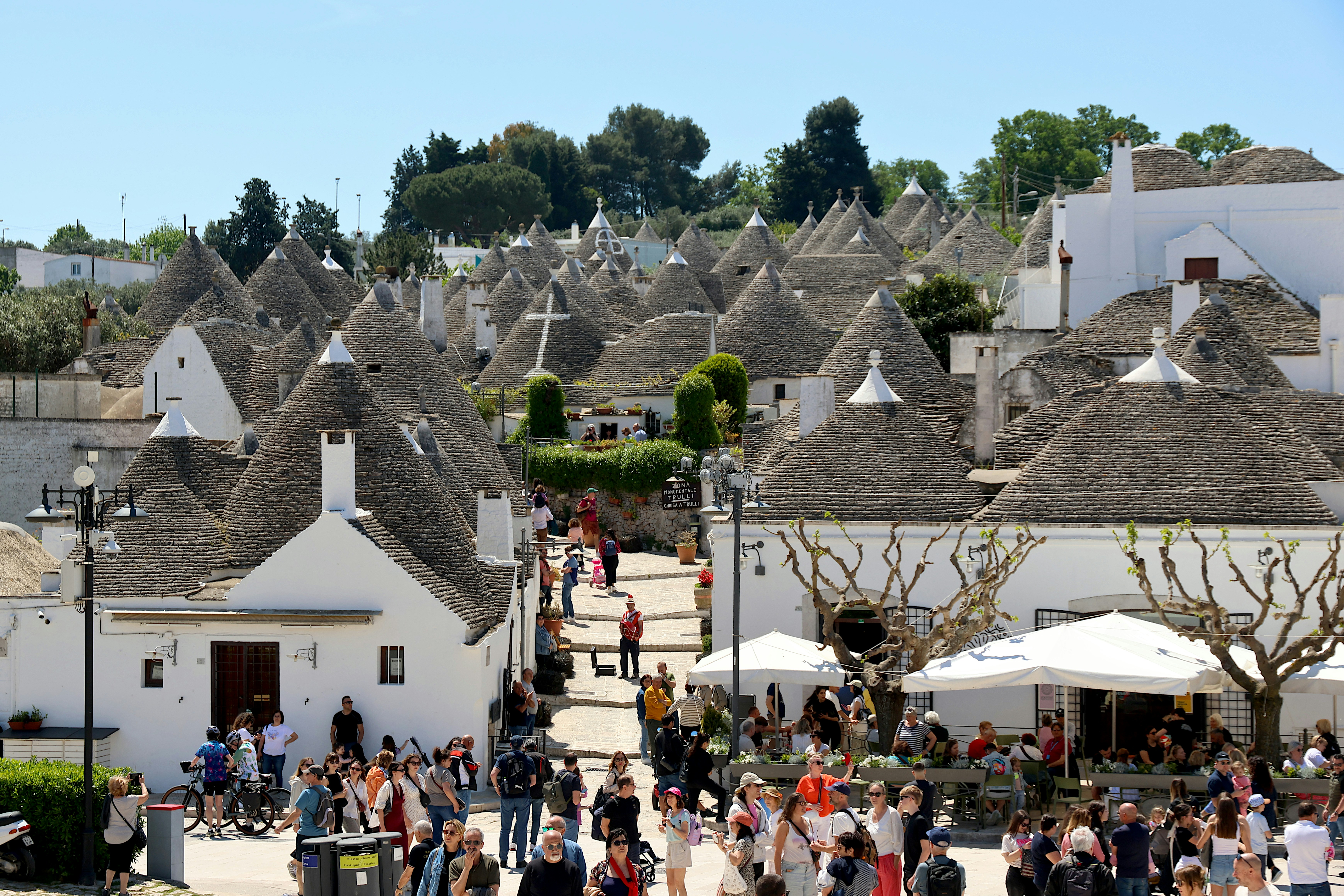Casas de trullos encalados con techos cónicos en Alberobello, Italia ...