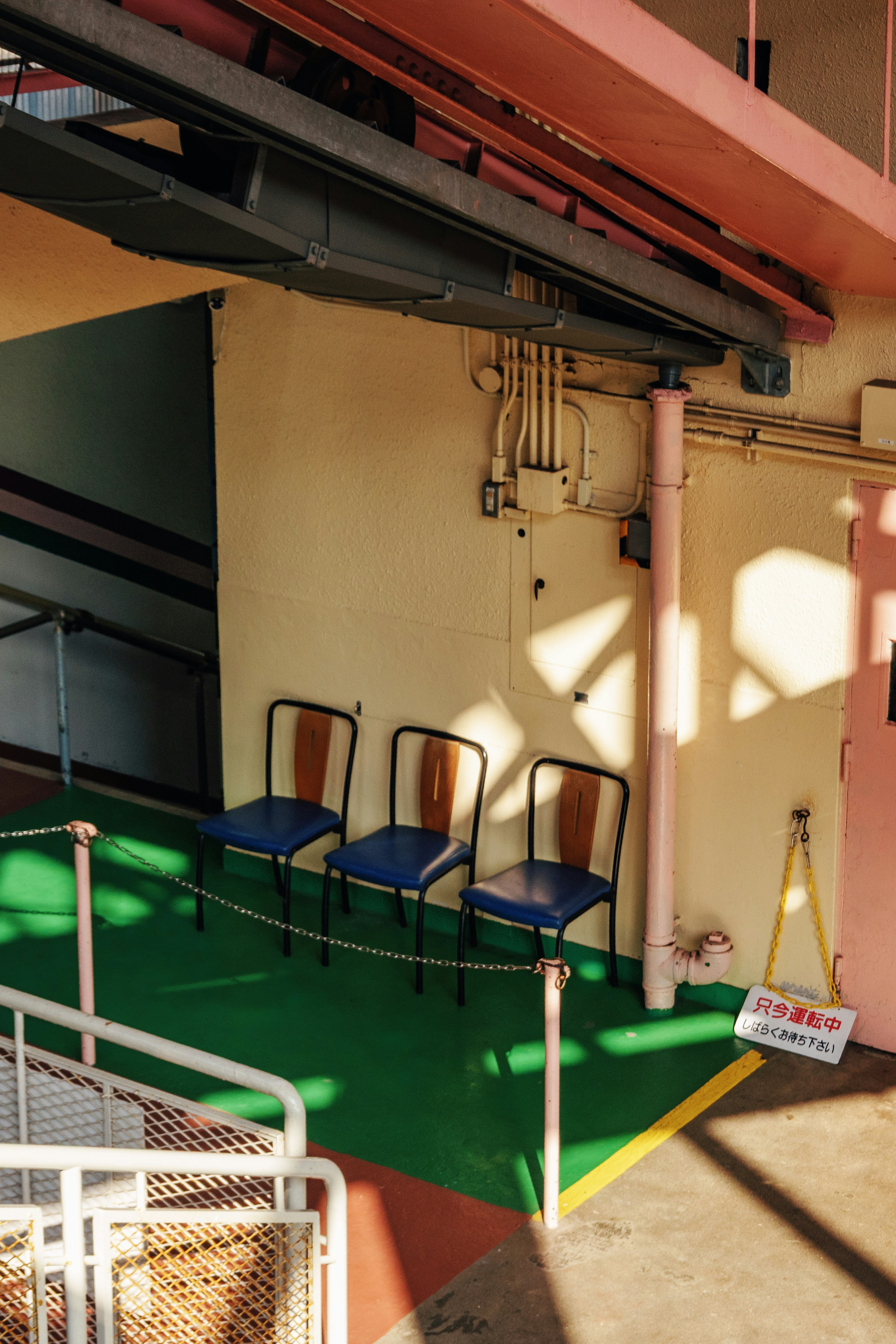 Three chairs lined up in a hallway with sunlight. photo – Free Street ...
