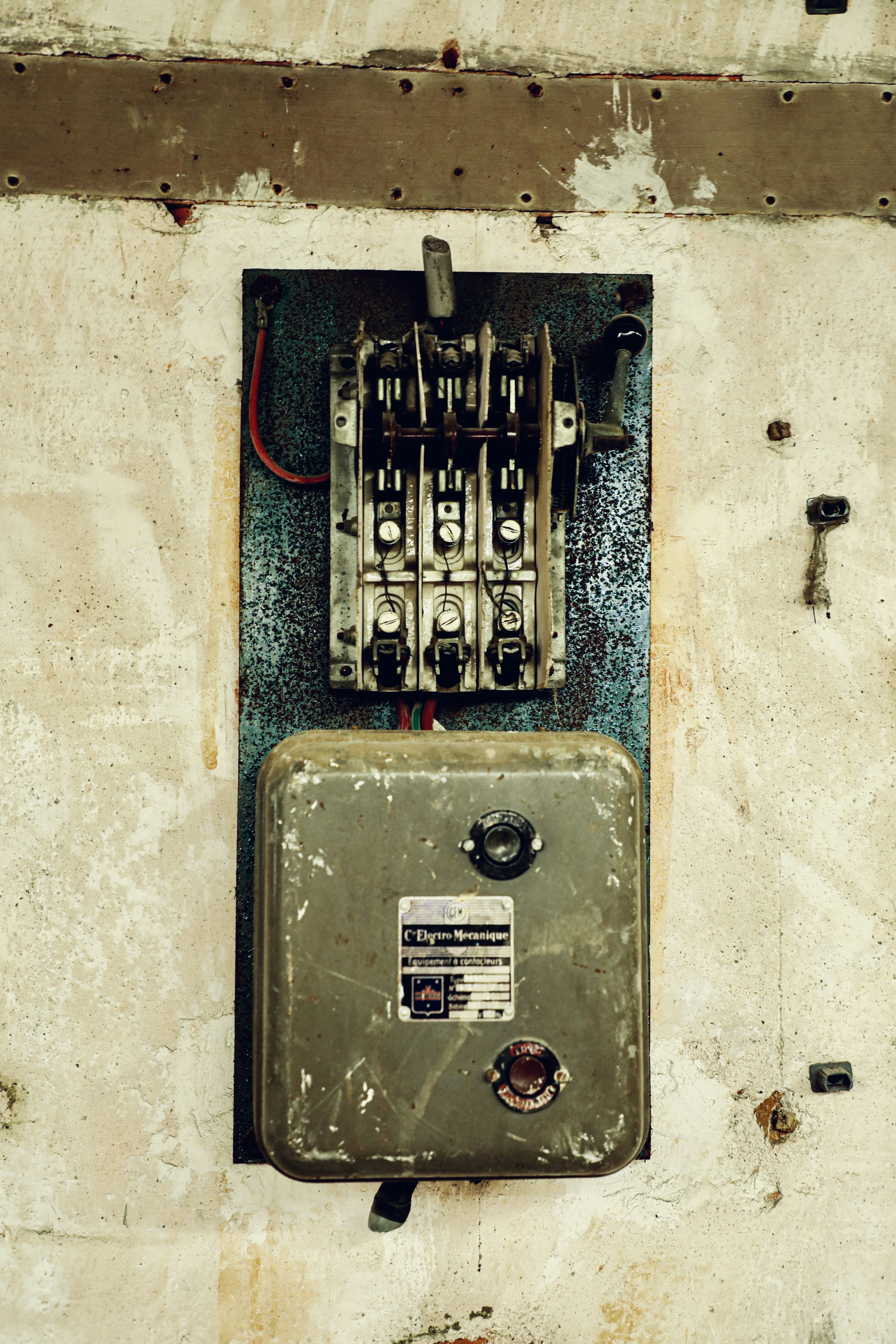 Urbex : Magasin de moules, faïenceries de Sarreguemines | Old electrical breaker box mounted on a wall