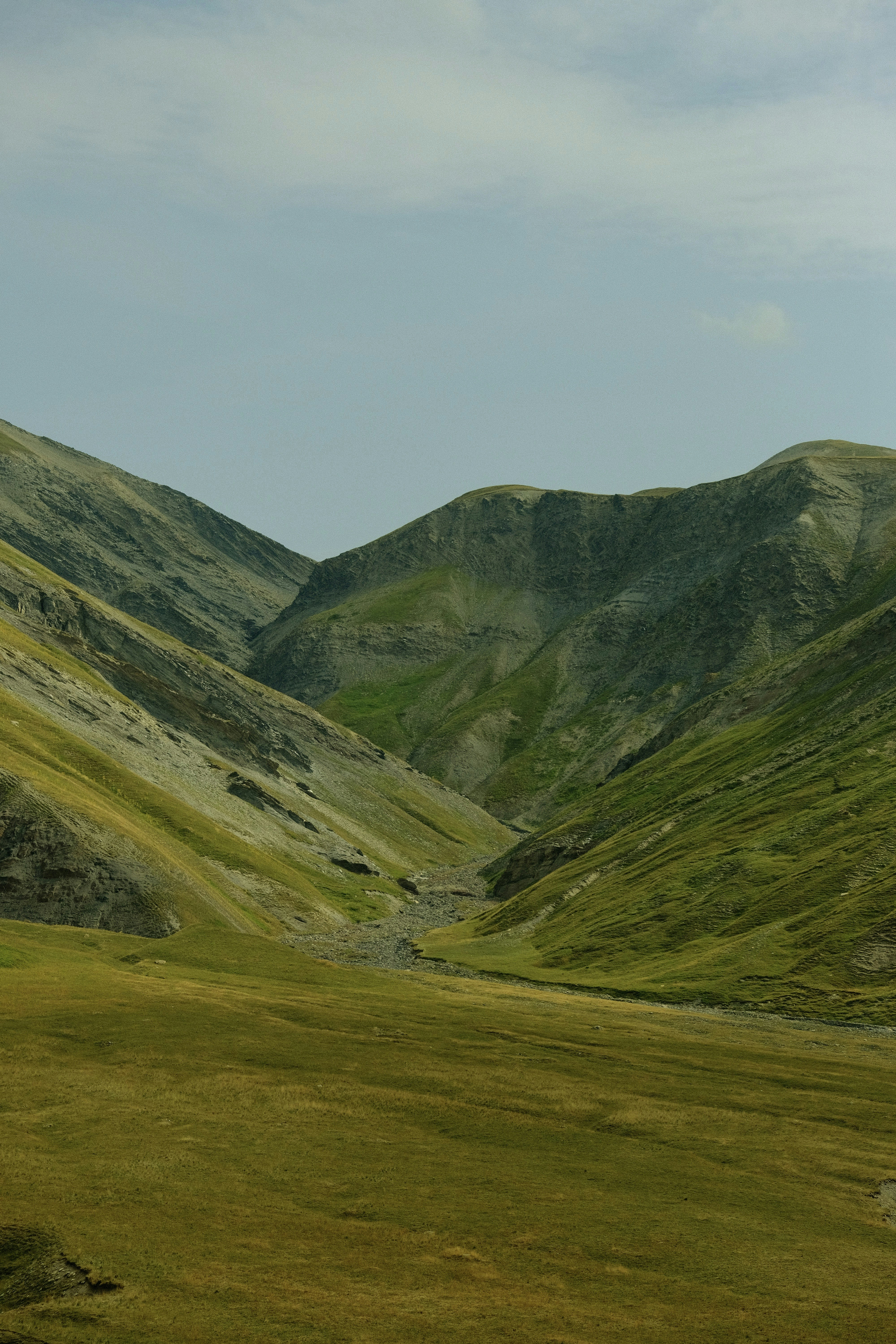 Start of the Emparis Plateau hike in the Écrins National Park in France | Rolling green hills and a clear sky