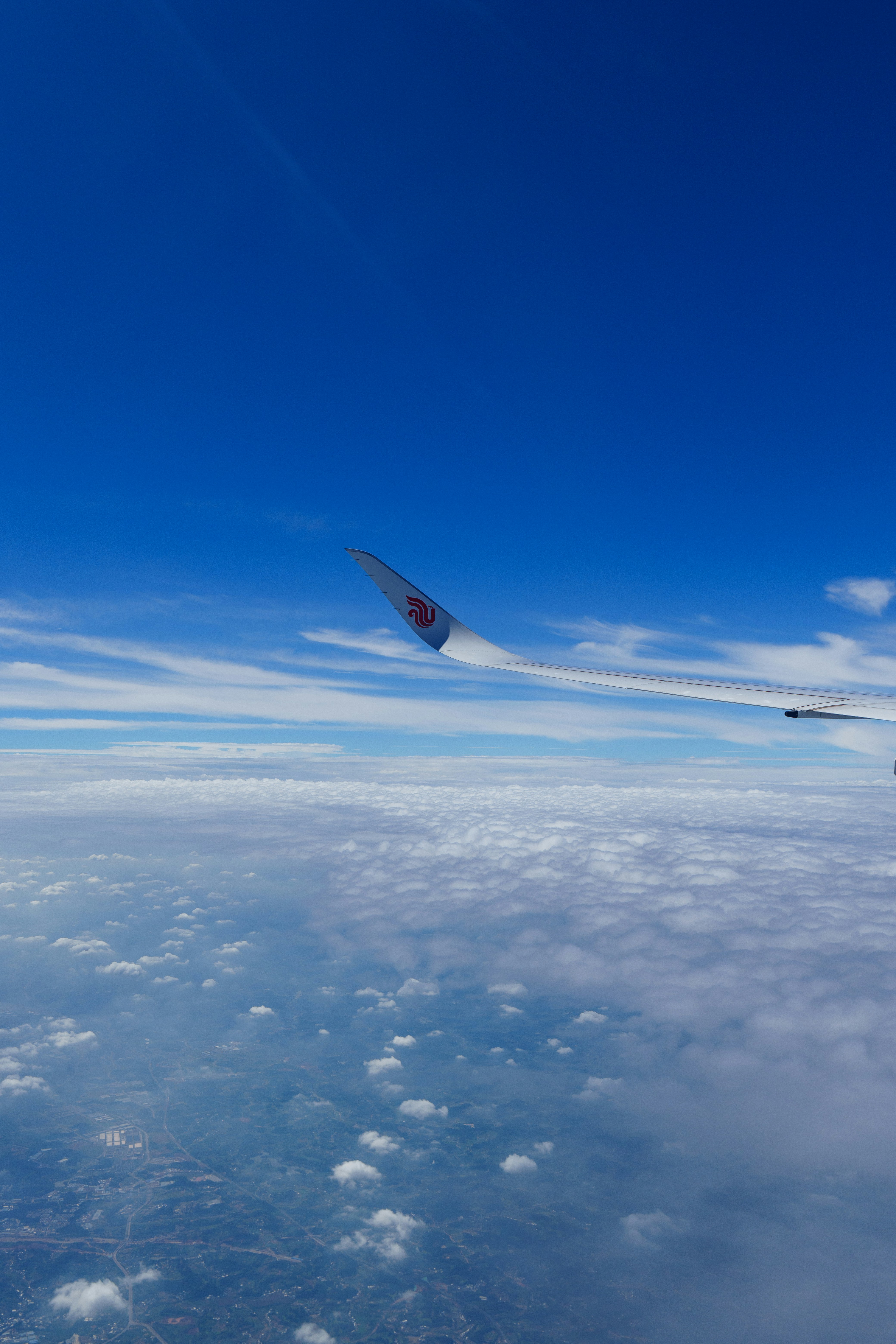 Foto Sayap pesawat di atas awan dengan langit biru. – Gambar Biru ...