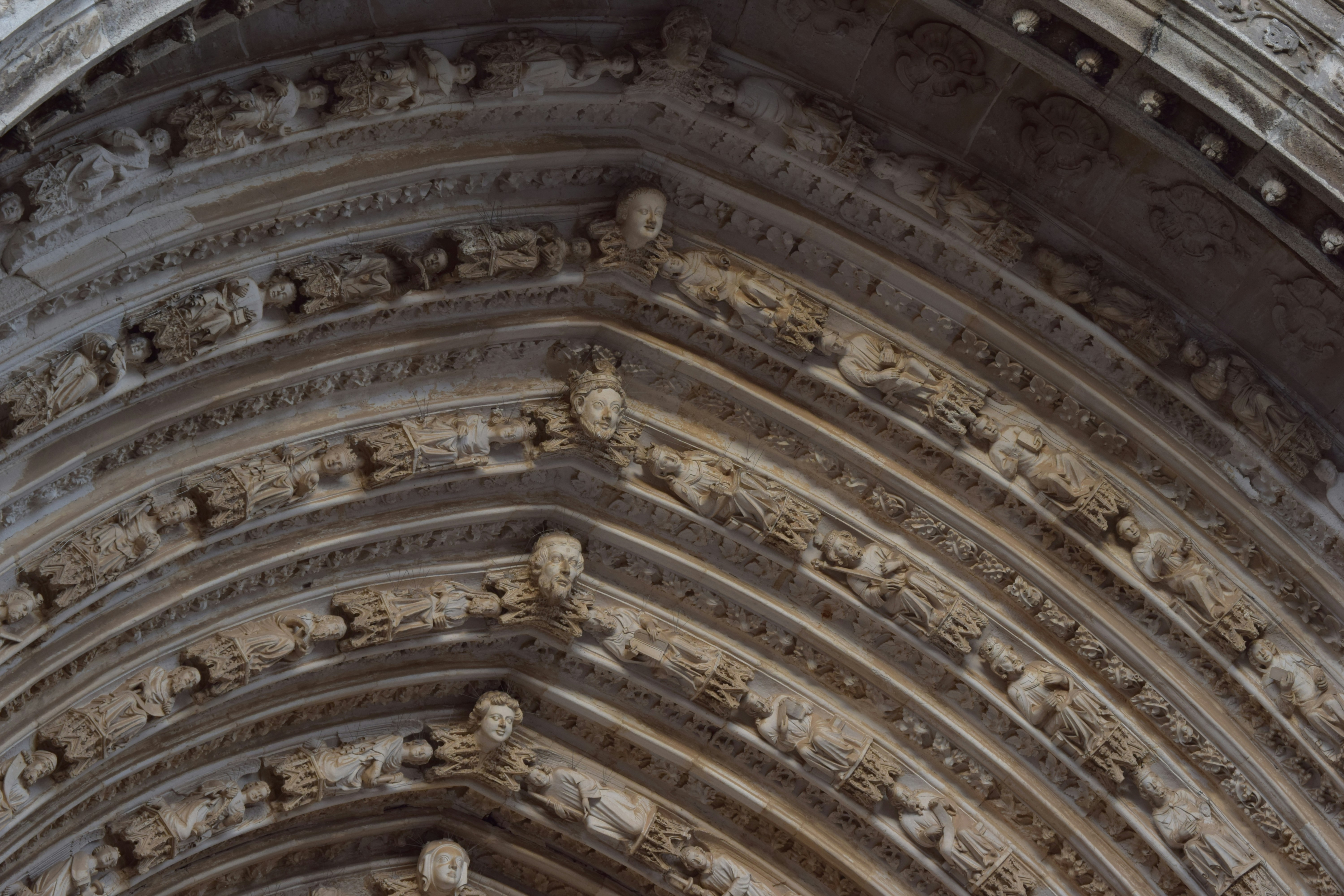 Fachada catedral de Toledo. | Intricate stone carvings arching over an entrance