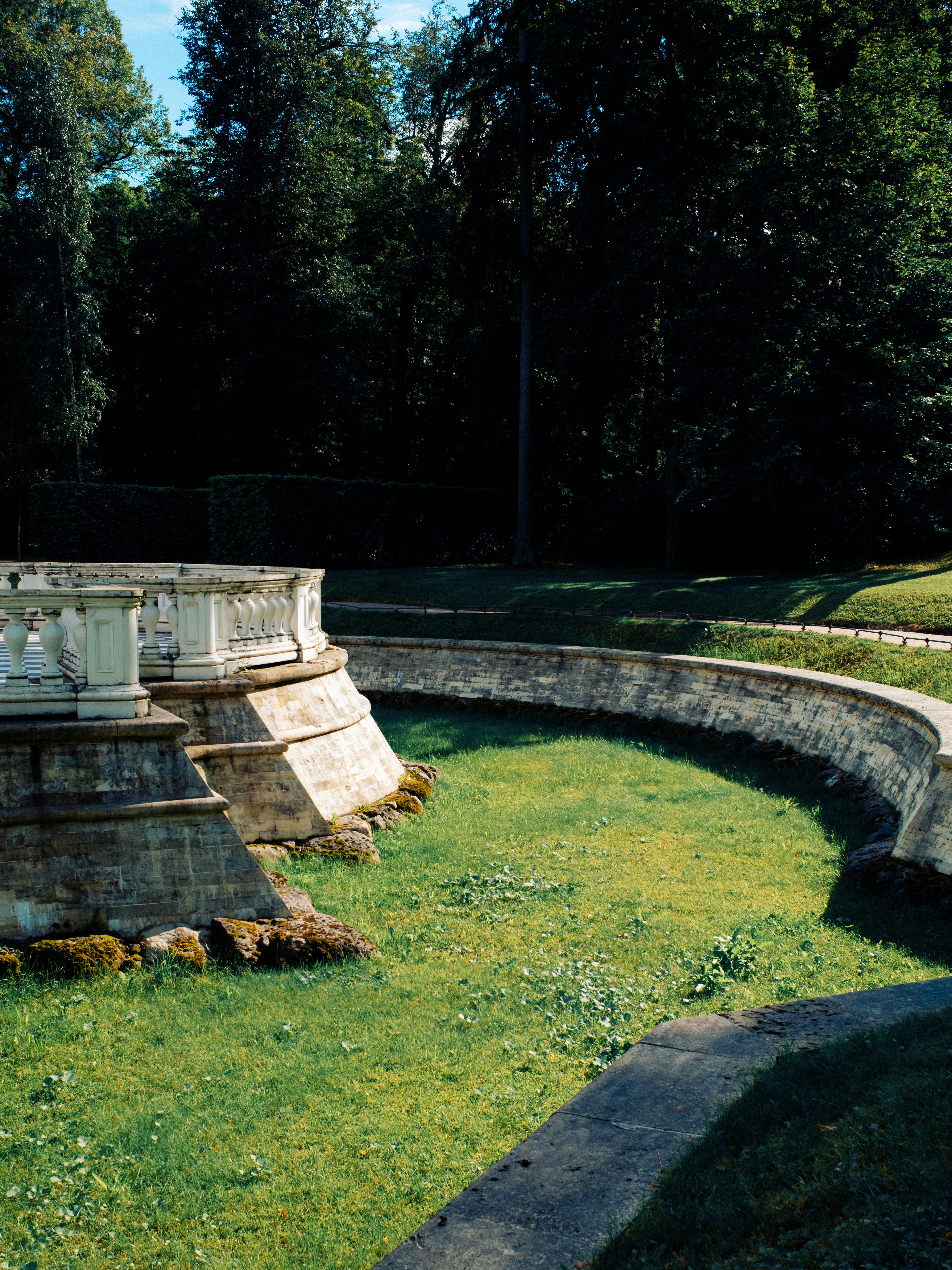Curved Serenity: A Garden's Embrace