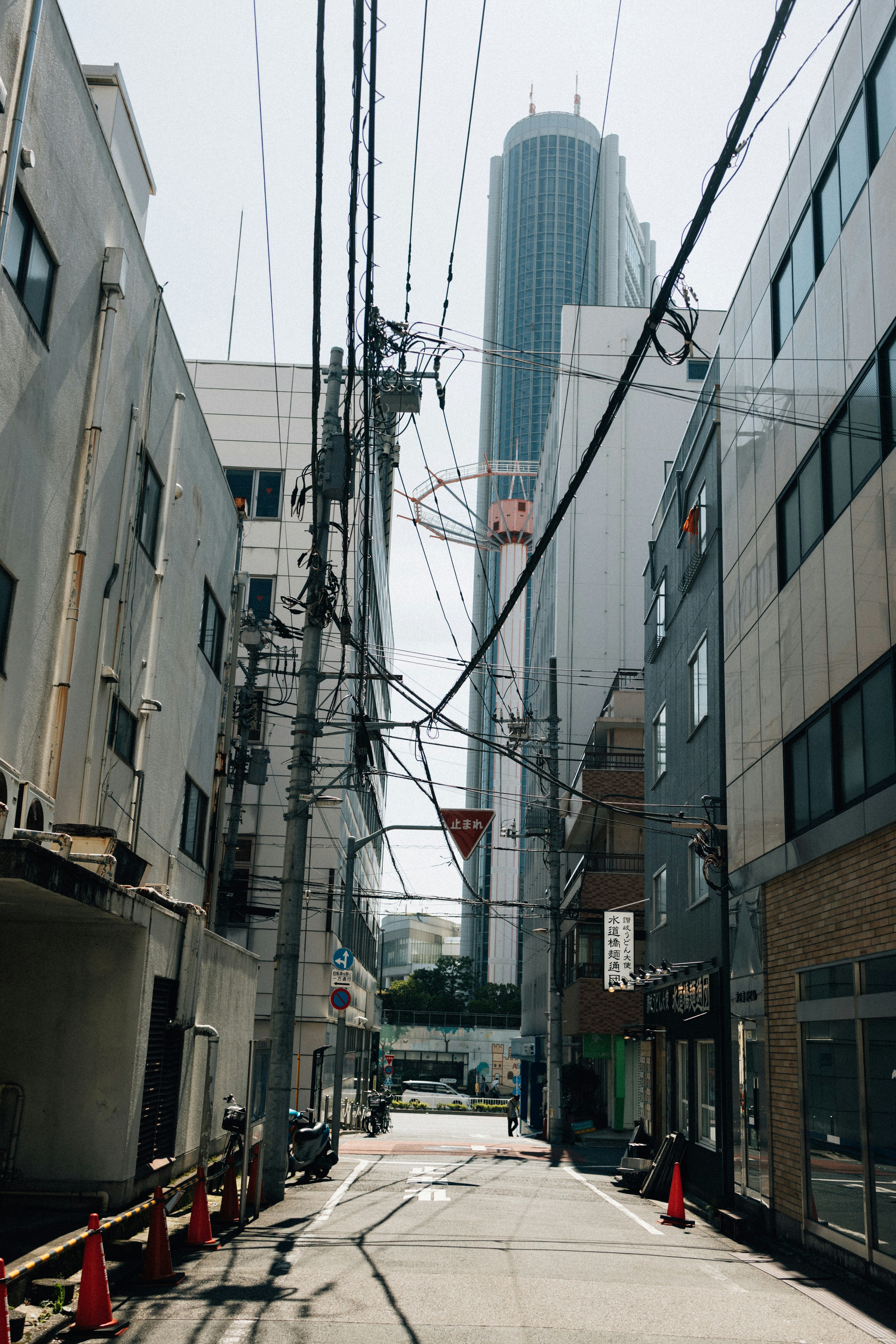 Foto Jalan sempit dengan bangunan dan kabel overhead yang kusut ...