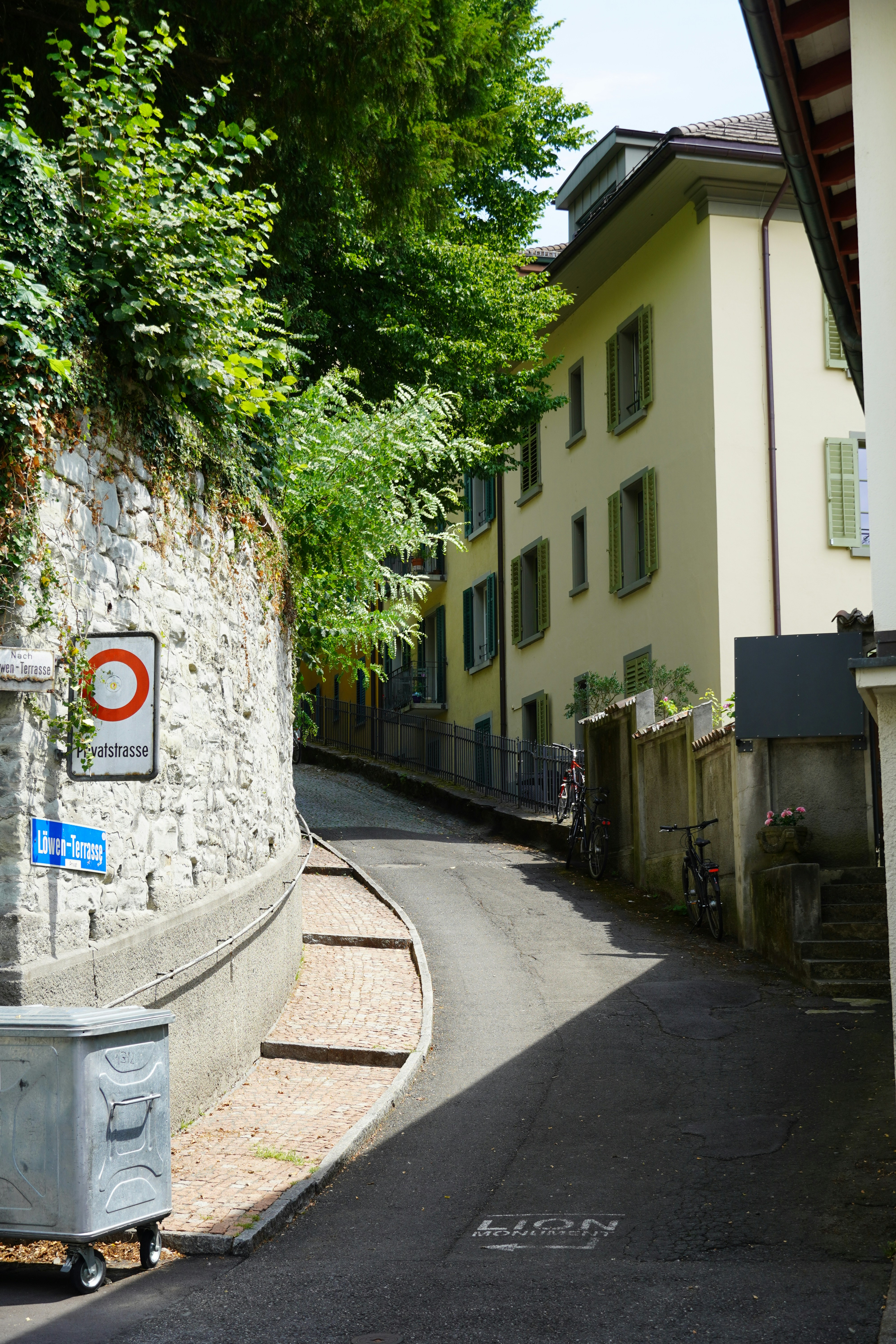 In Switzerland，a quiet street | A narrow street with stone walls and buildings