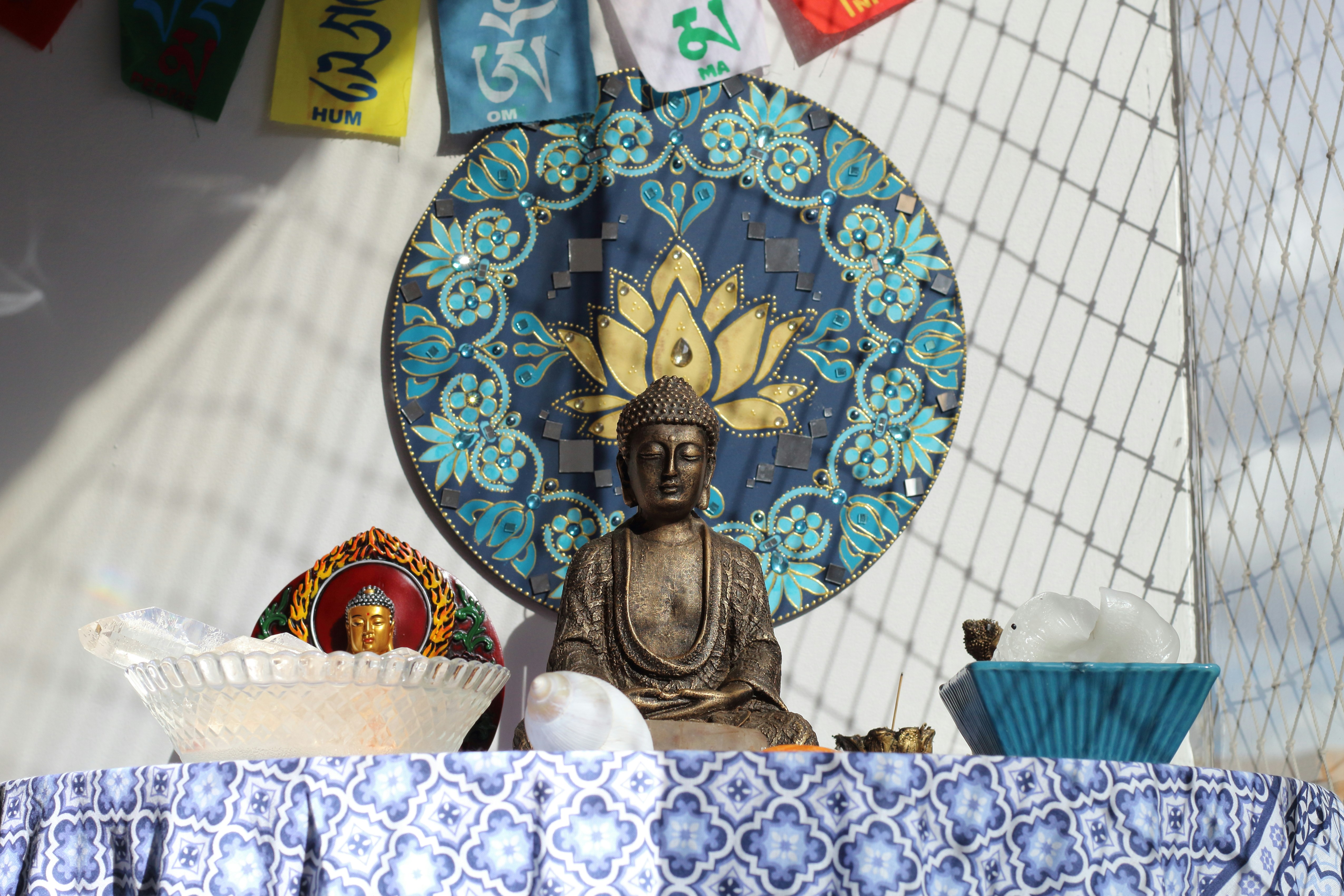 Estatua de Buda con mandala de loto y banderas de oración foto – Imagen ...