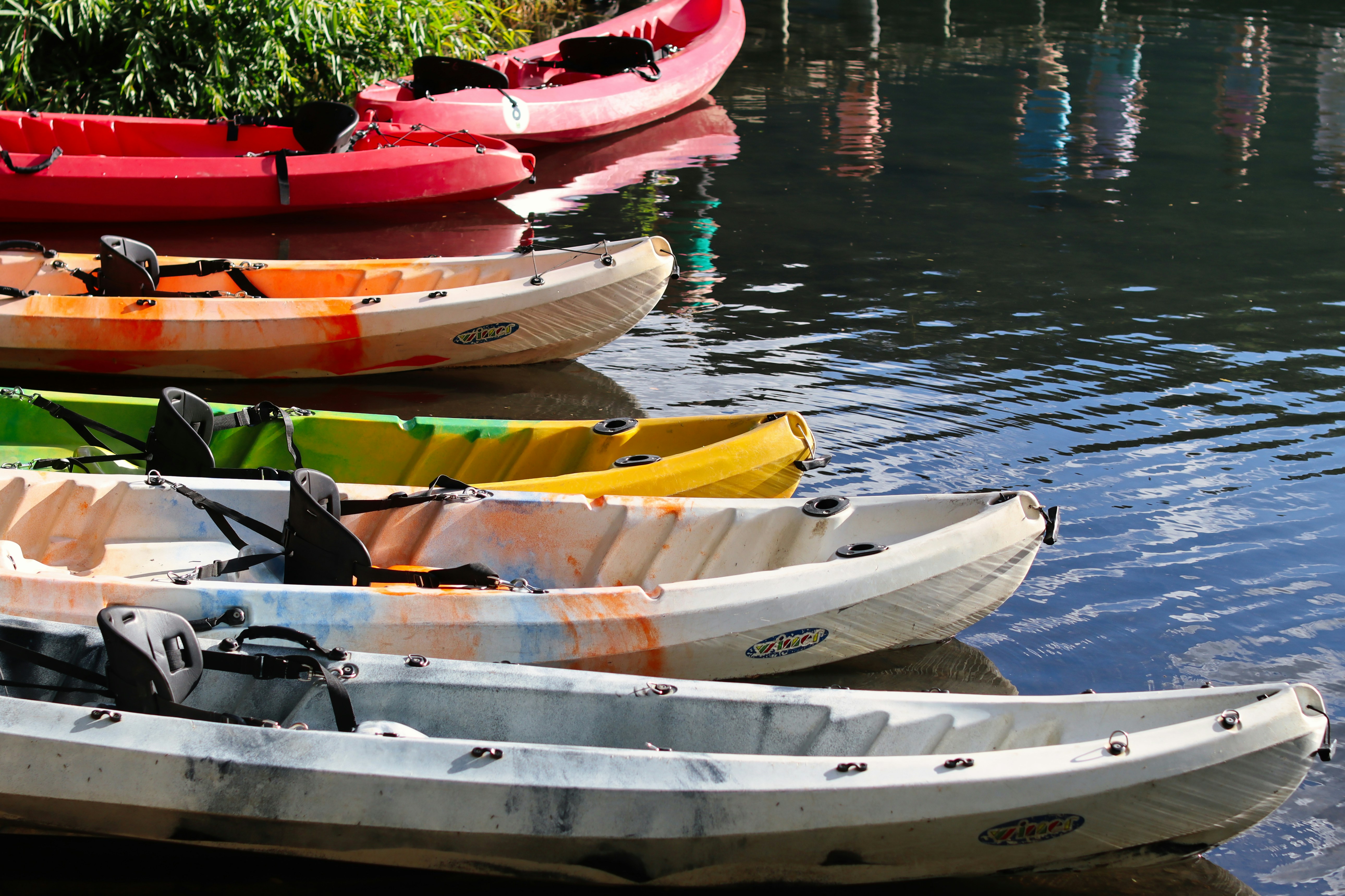 Laguna Trupán | Colorful kayaks lined up on the water