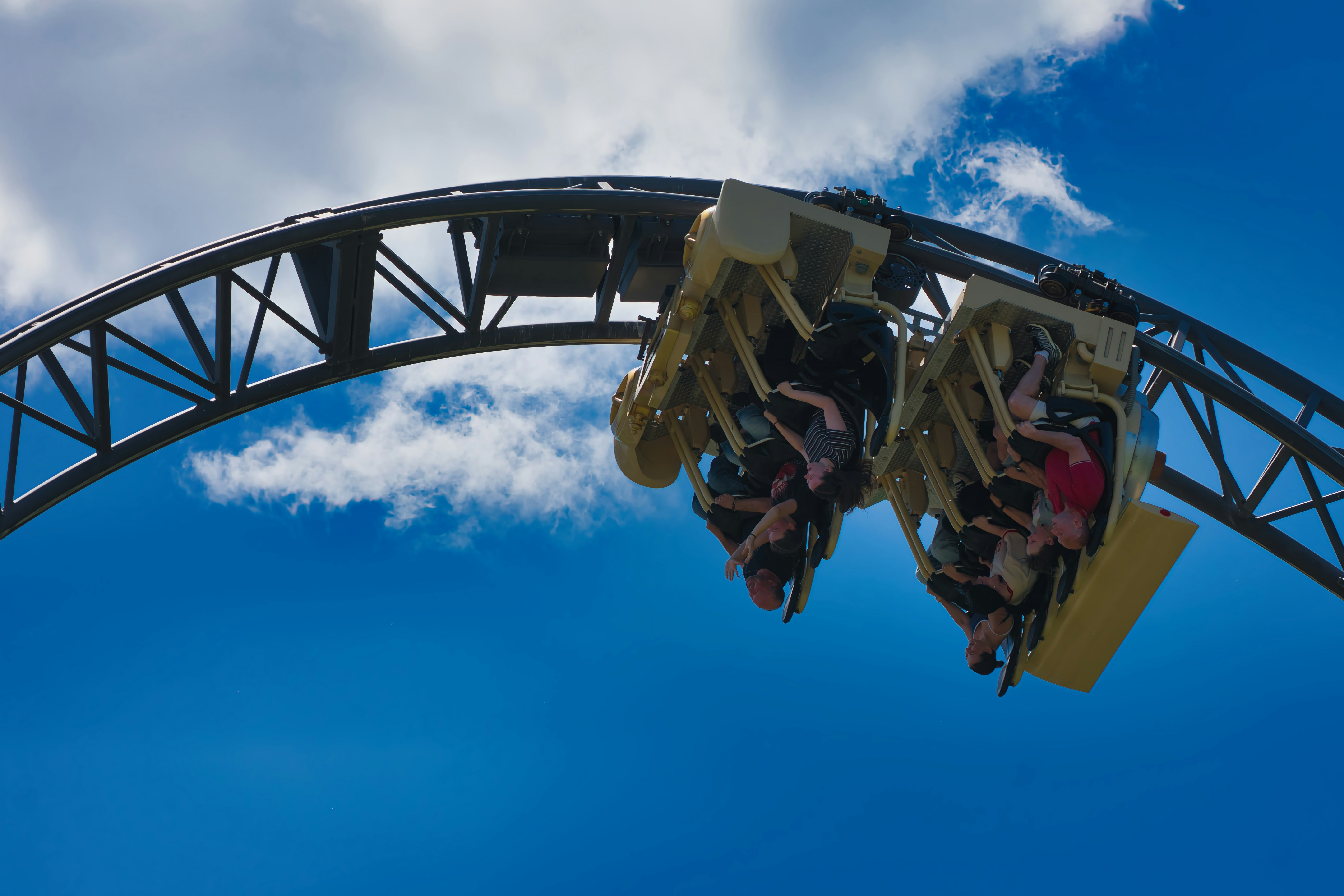 Karacho – explosive launches and wild inversions at Tripsdrill. This Gerstlauer Infinity Coaster blasts riders from 0 to 100 km/h in just 1.6 seconds straight into a twisted course packed with airtime, dives, and four smooth inversions. Compact, forceful, and full of surprises – Karacho lives up to its name. 🎢 Ride Facts: Type: Steel Launched Coaster (Gerstlauer Infinity Coaster) Opened: 2013 Height: 30 m Length: 700 m Top Speed: 100 km/h Launch: 0–100 km/h in 1.6 s Inversions: 4 Duration: ~1:20 min Trains: 2 trains with 4 cars (2 rows × 2 riders) Theme: Steam-powered machinery / mechanical | Roller coaster riders upside down against blue sky