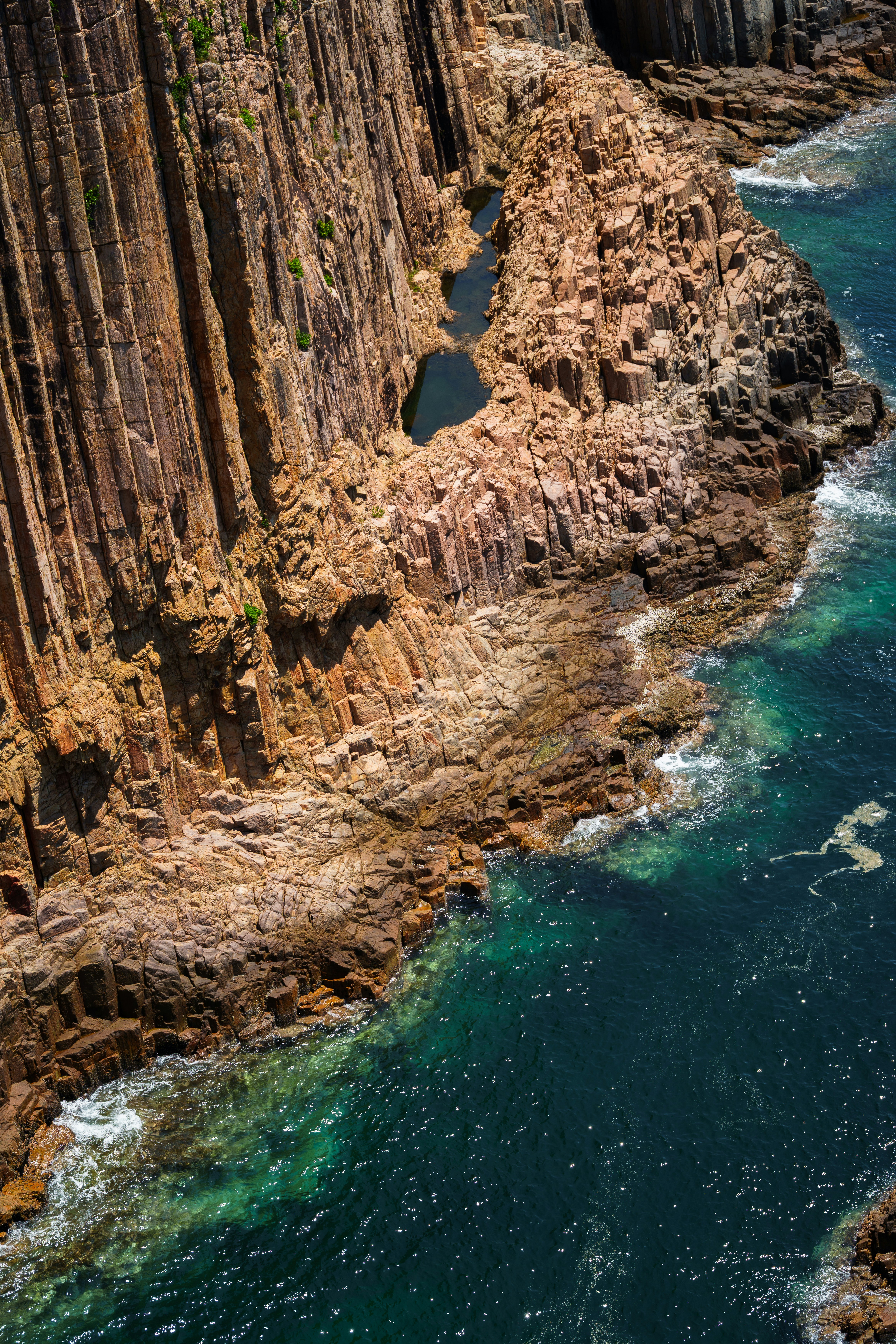 Tall columnar basalt rock formations meet the ocean photo – Free Image ...