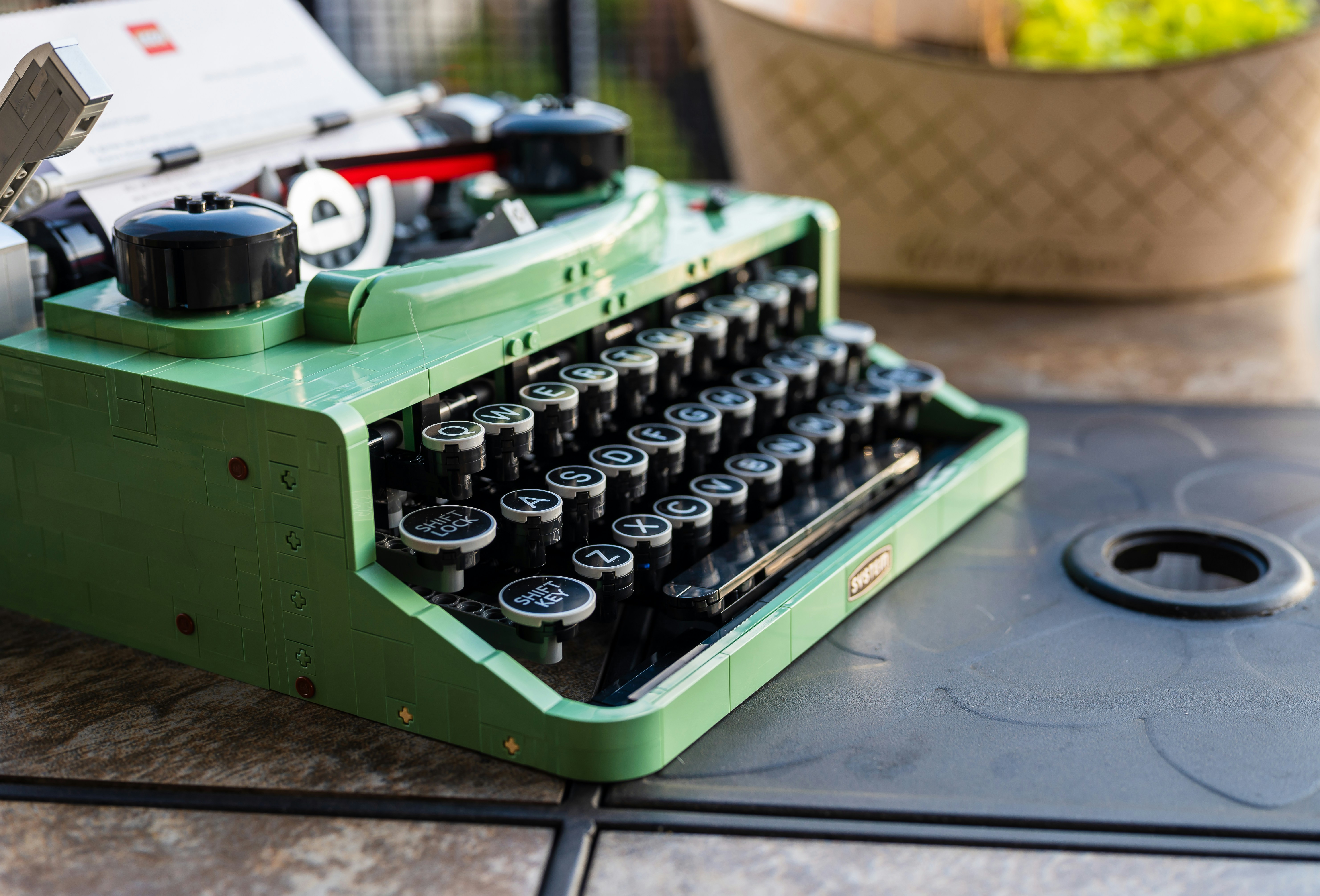Vintage green typewriter on a table photo – Free Image on Unsplash