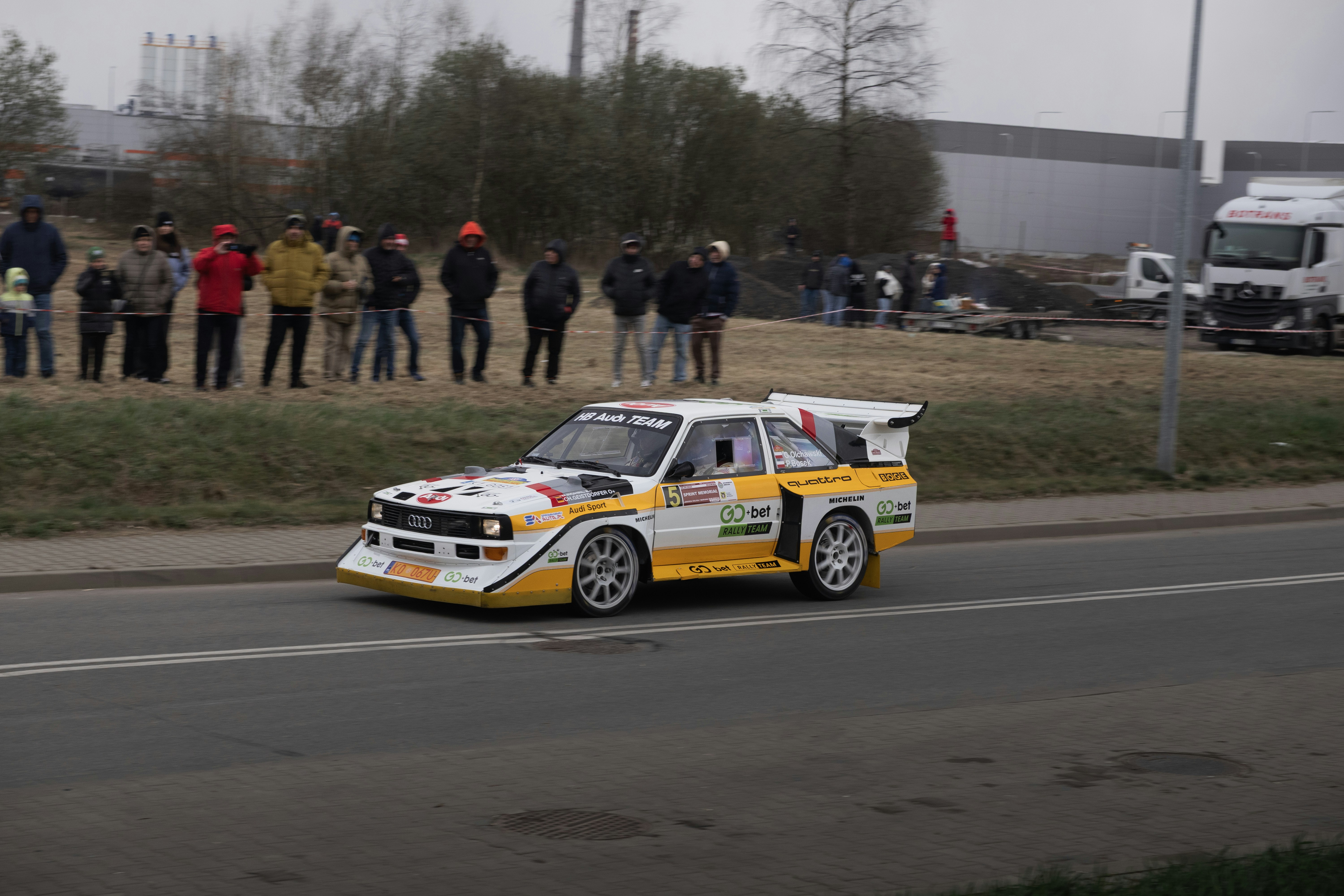 A white rally car drives down a road. photo – Free Race Image on Unsplash