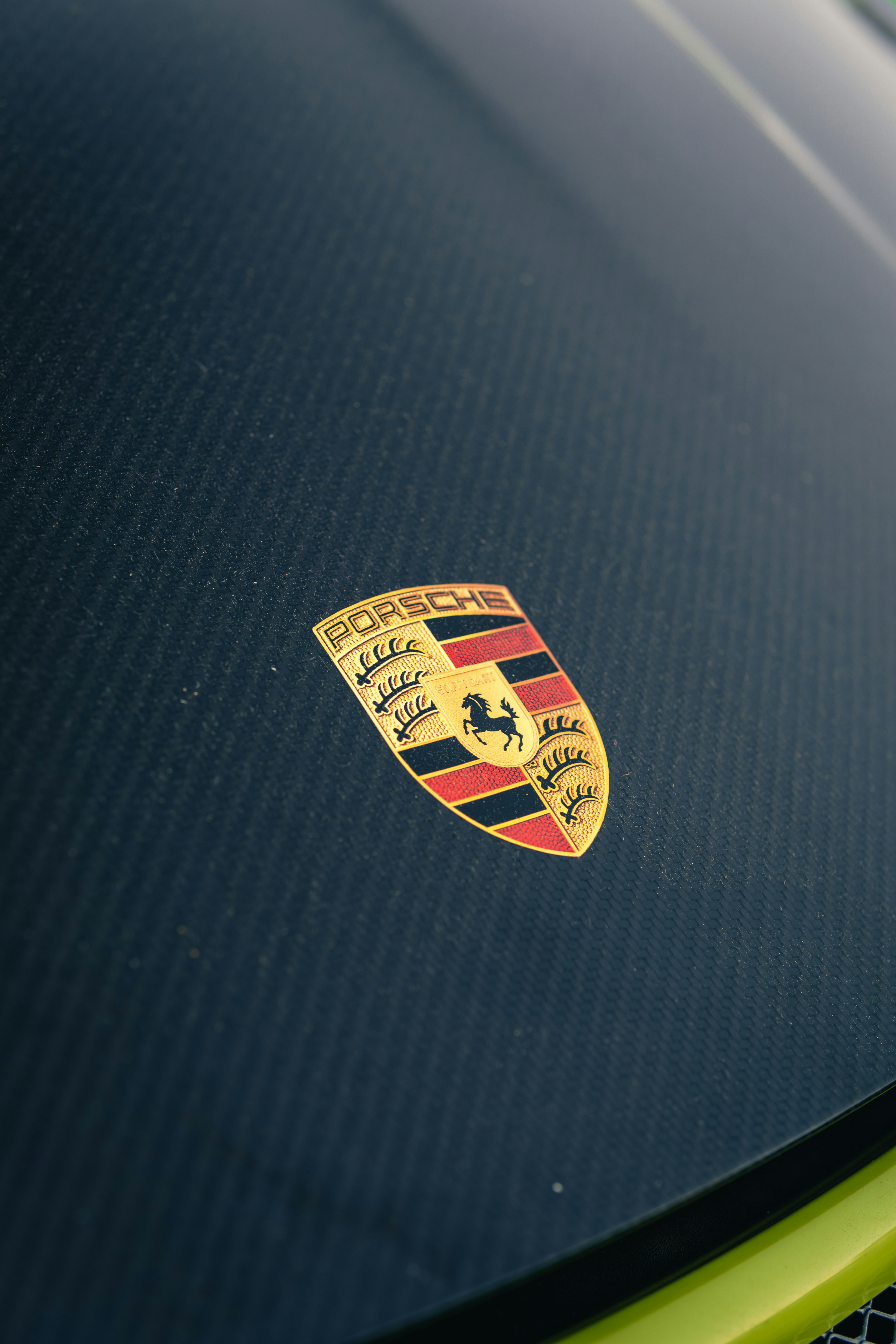 Porsche 911 GT3 RS Hardcore | Porsche emblem on a carbon fiber hood