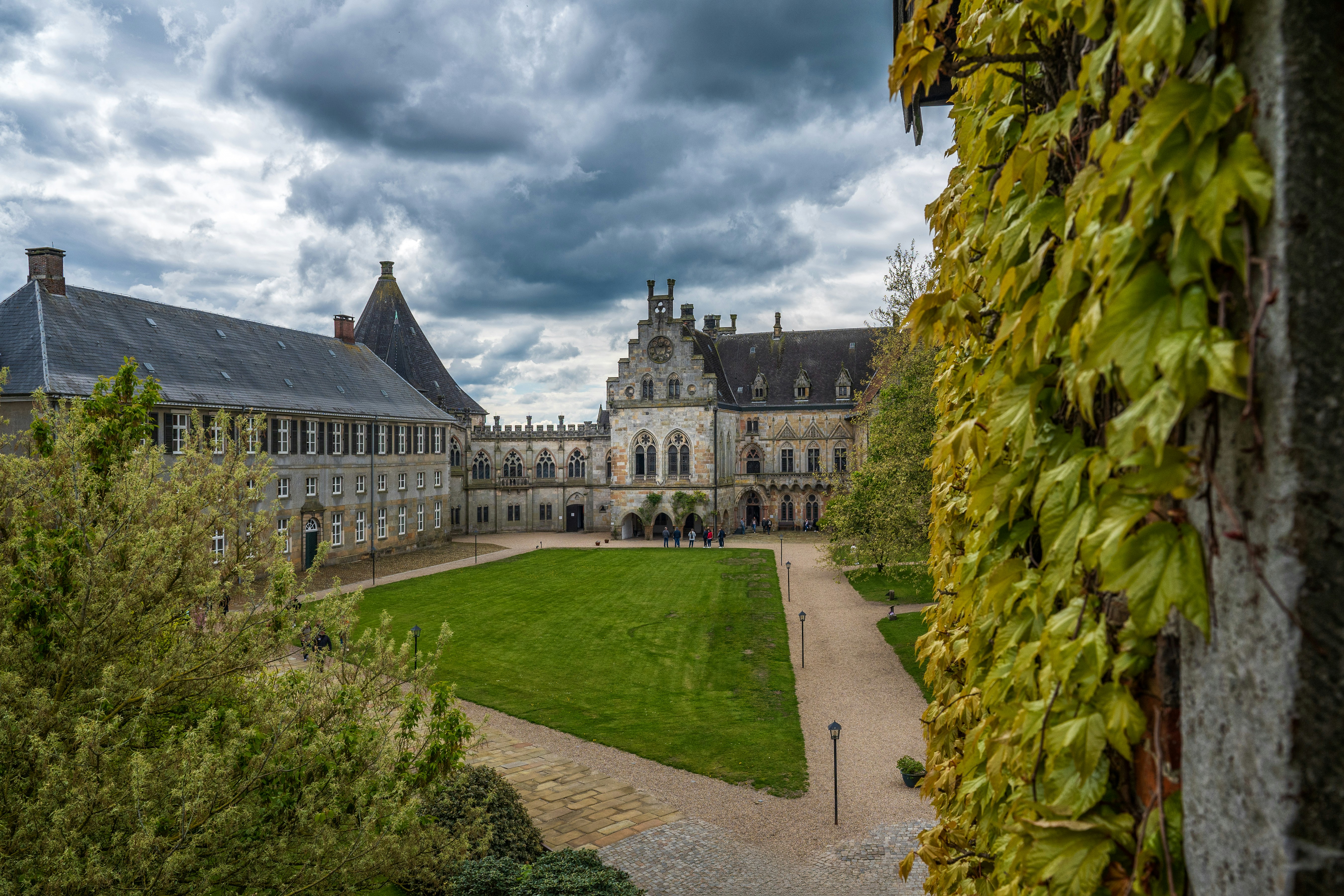 Castle Bad Bentheim | Courtyard of a historic castle with green lawn and ivy.