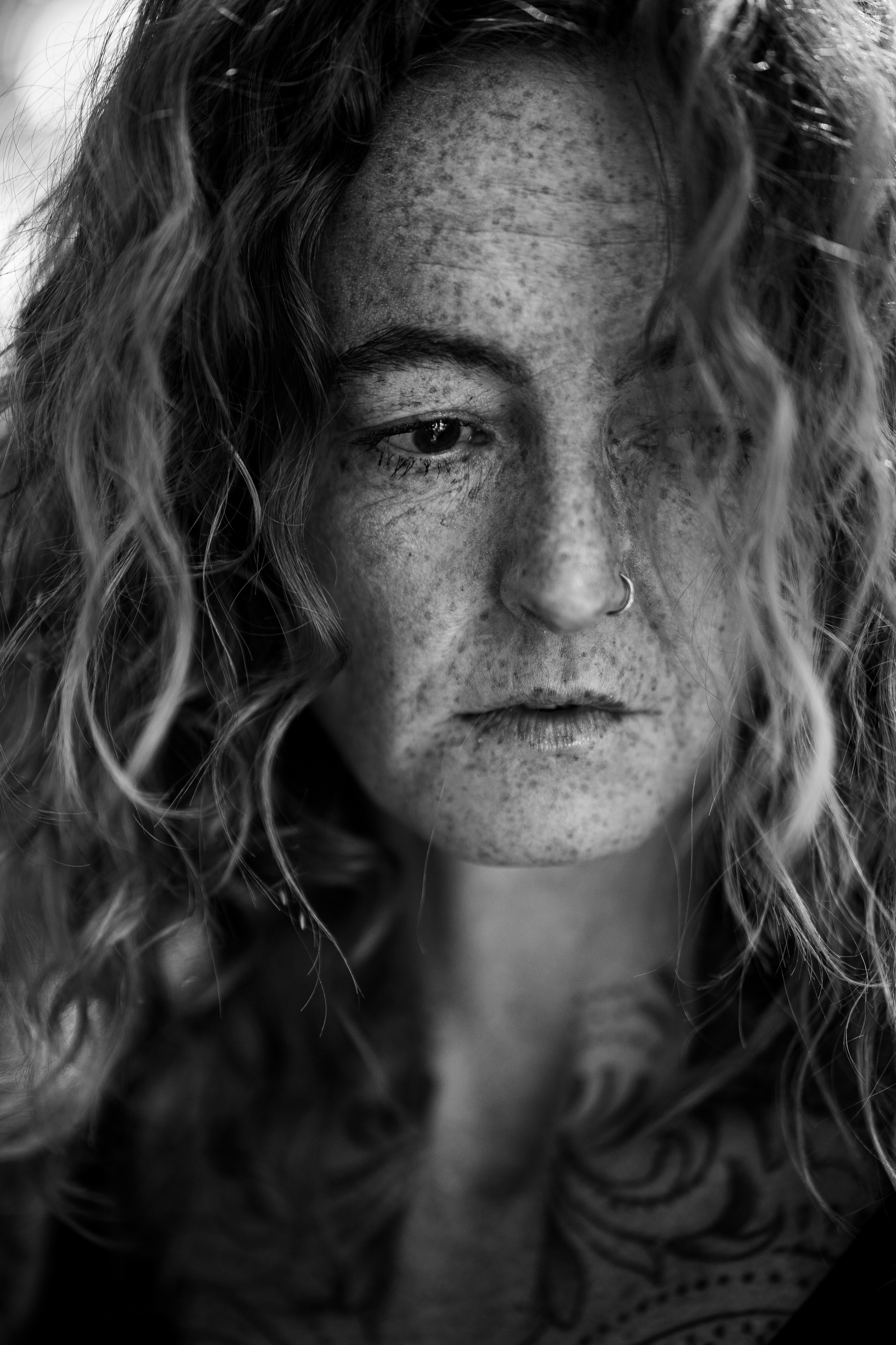 Retrato en blanco y negro de una mujer con pecas. foto – Imagen de ...