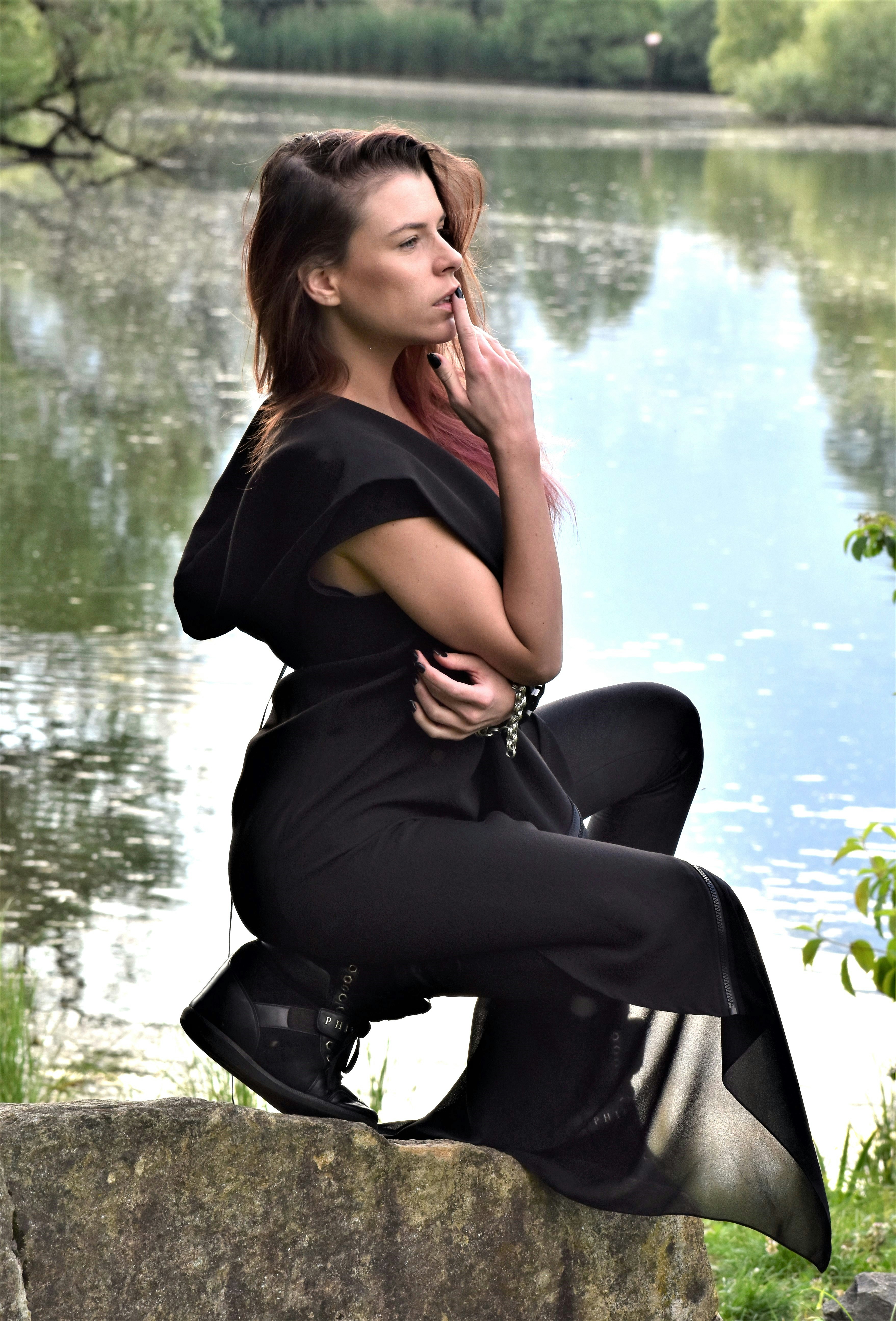 Fashion Outdoors | Woman in black outfit posing by a lake