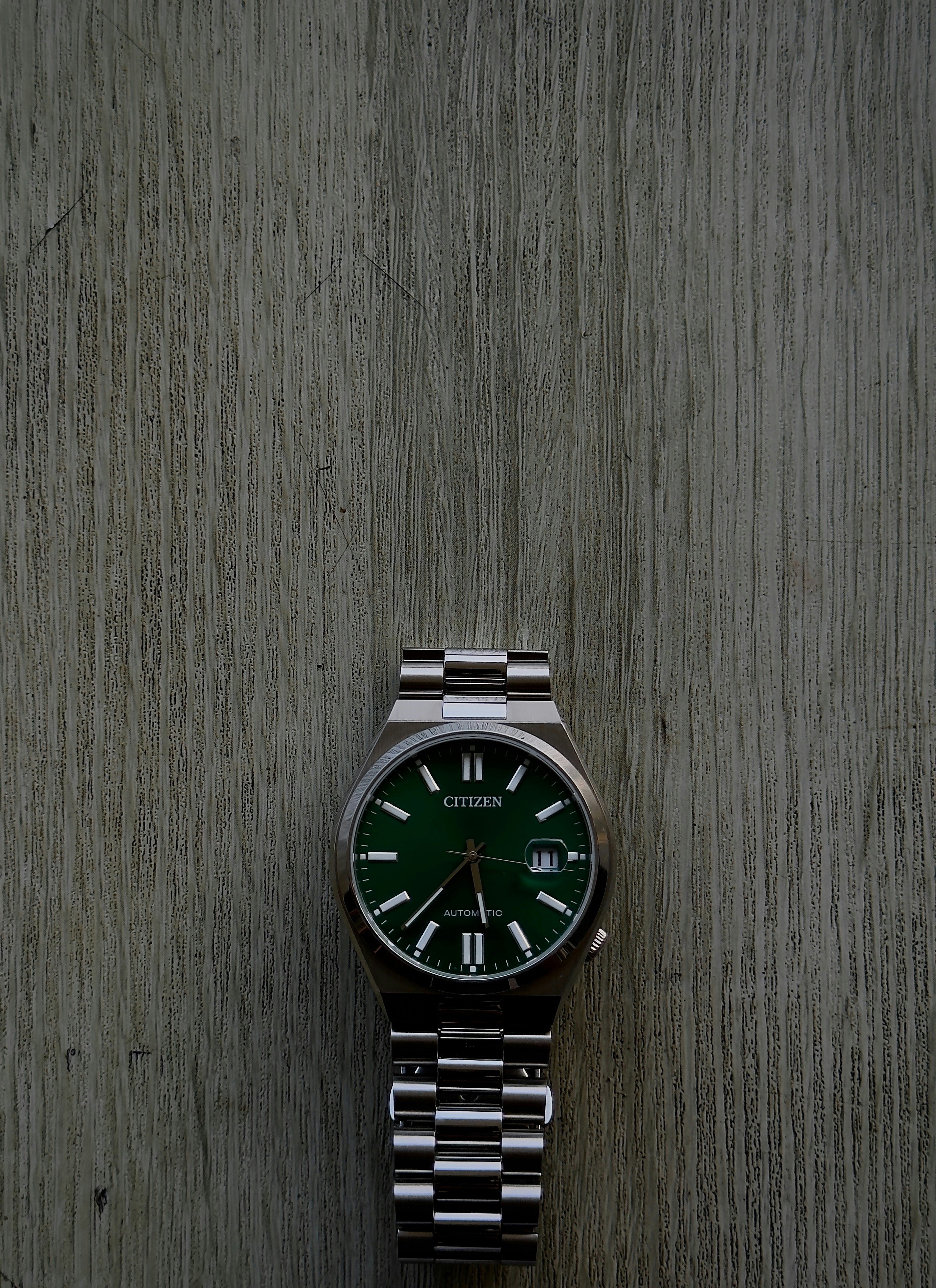 Timekeeper's Elegance: A Green Dial Revelation