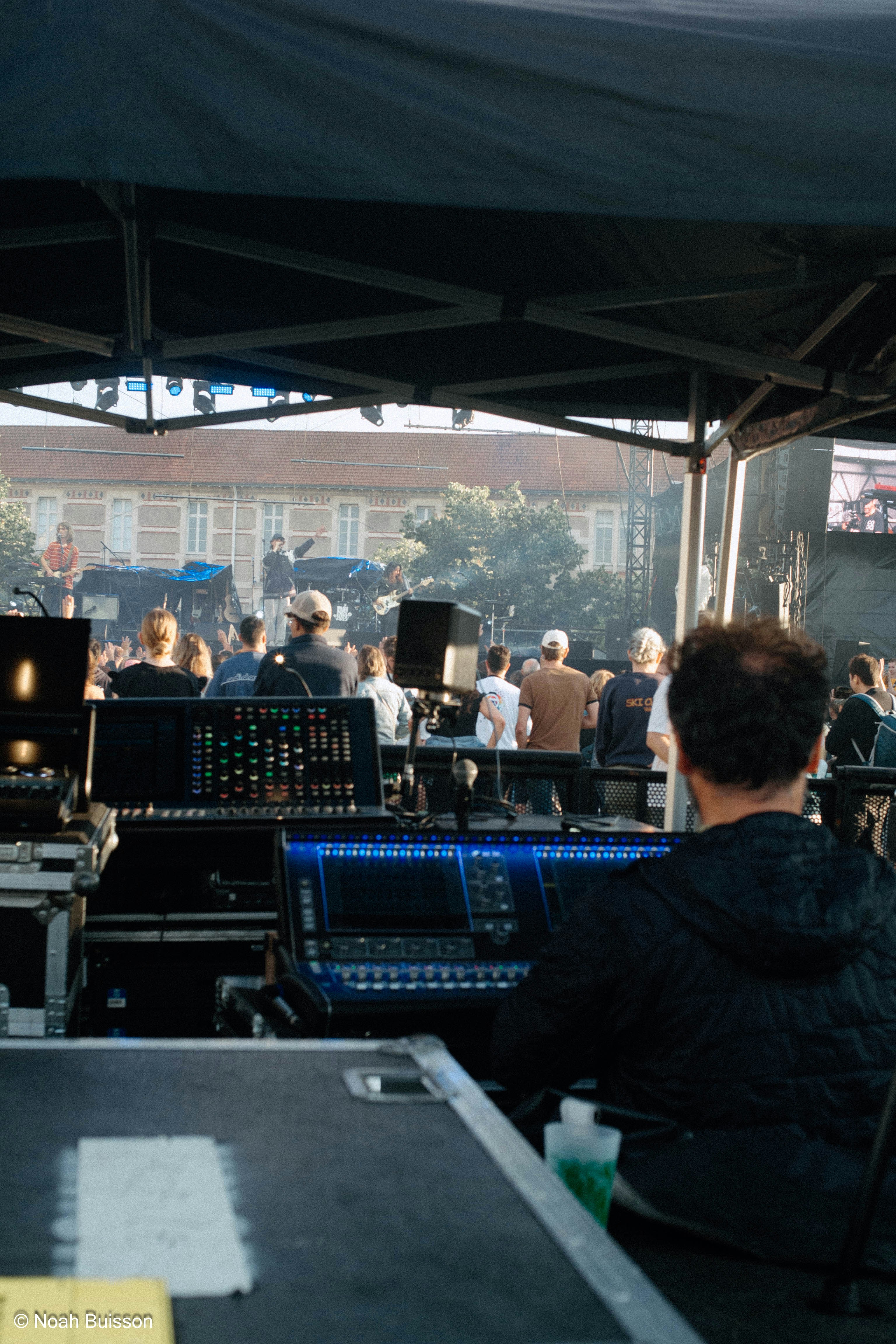 Behind the Sound: A Glimpse into Live Performance Dynamics