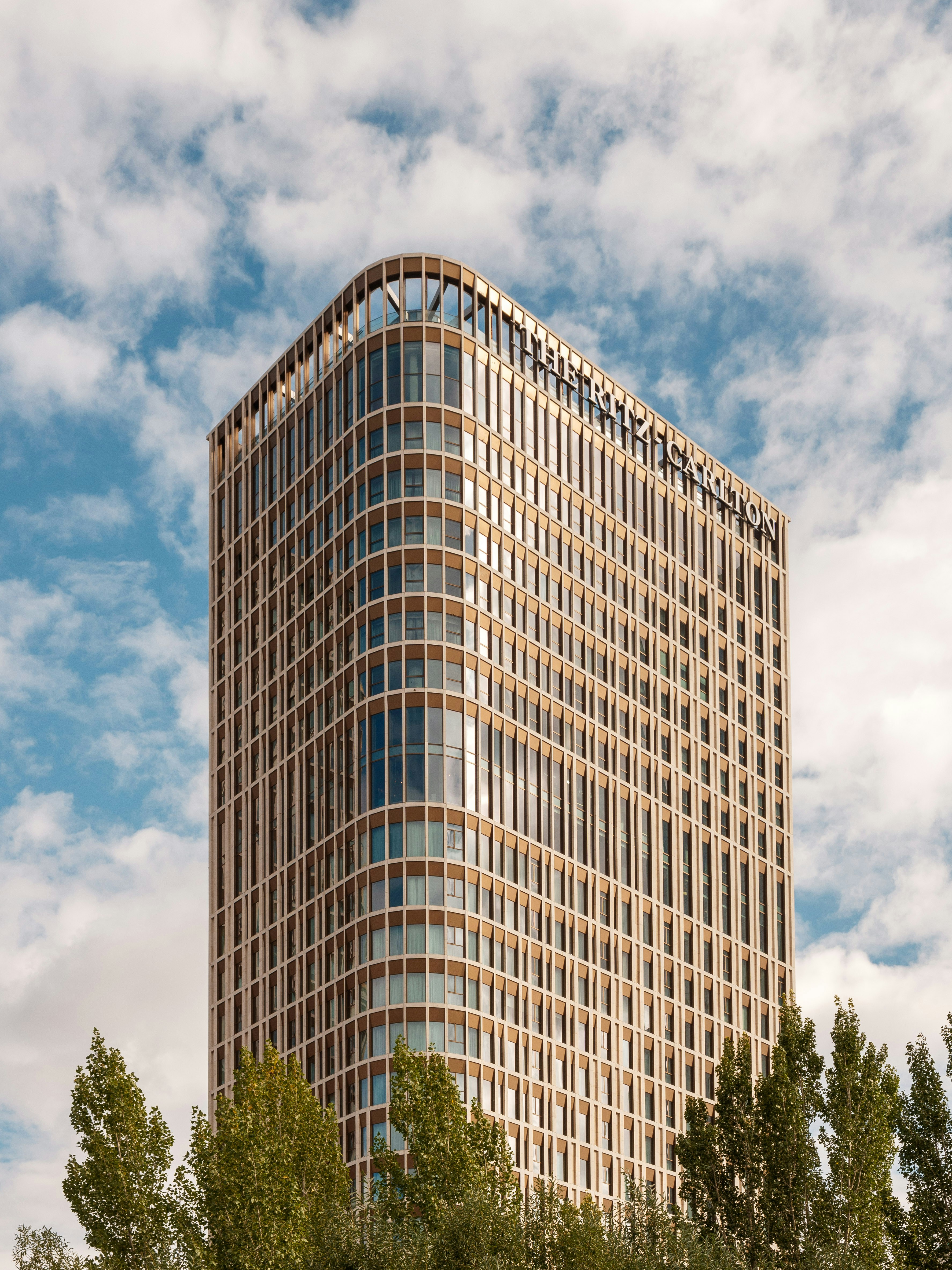 Modern Elegance: A Towering Architectural Marvel