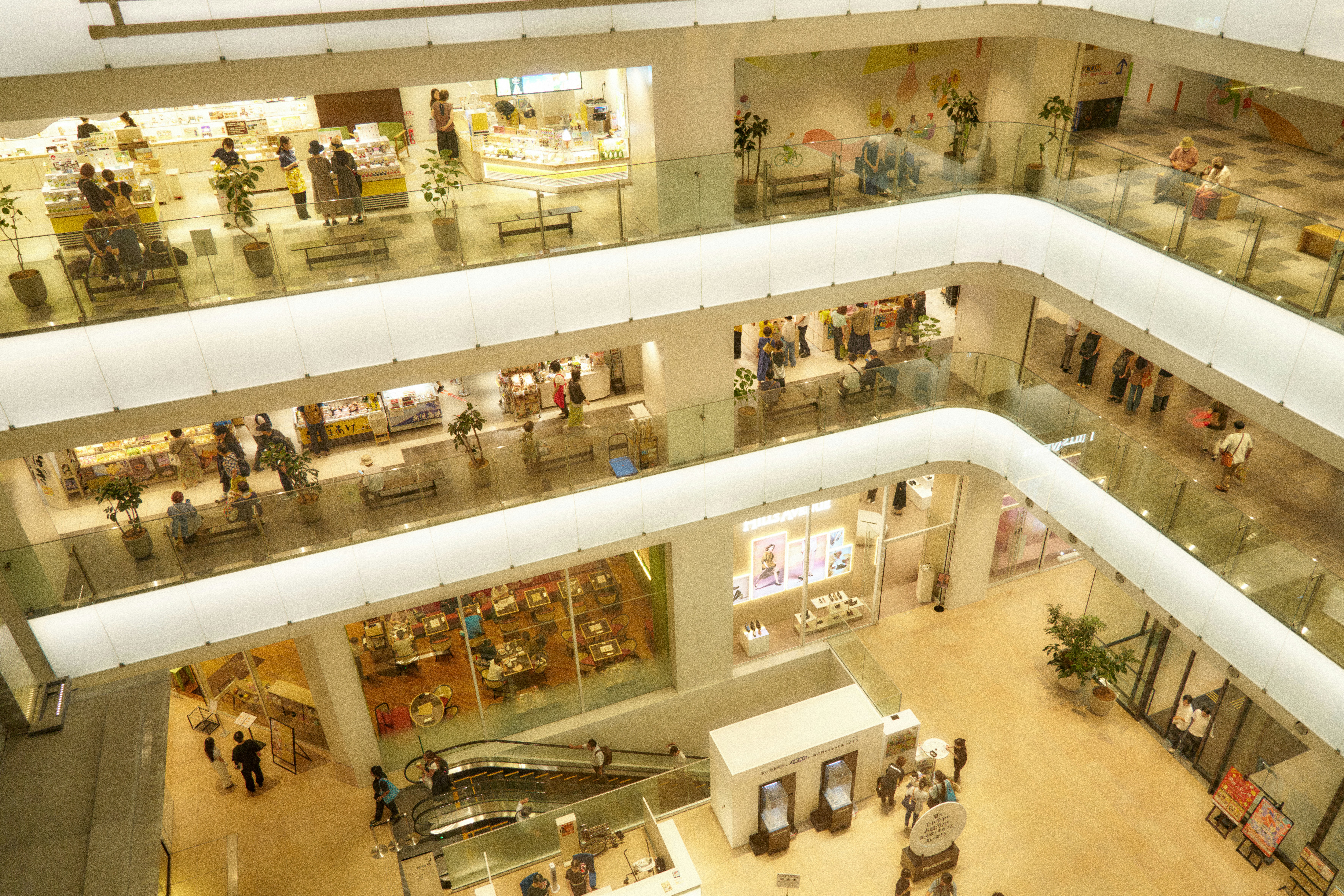 Interior view of a multi-level shopping mall with people. photo – Free ...