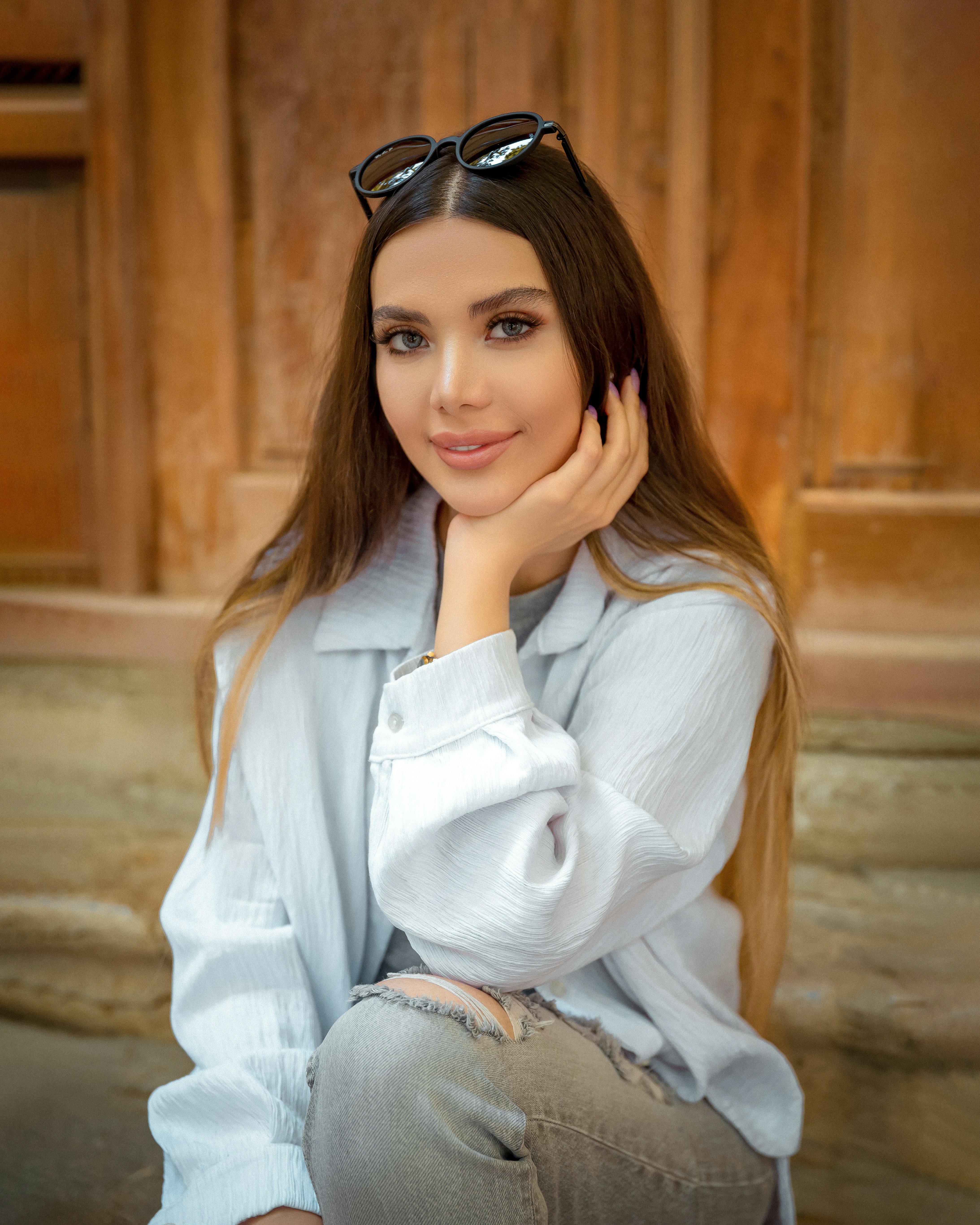 Street photography | Young woman with long brown hair and sunglasses.